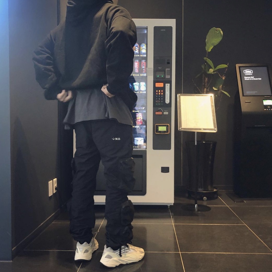 (@vivivicbond) 님의 게시물 | KREAM