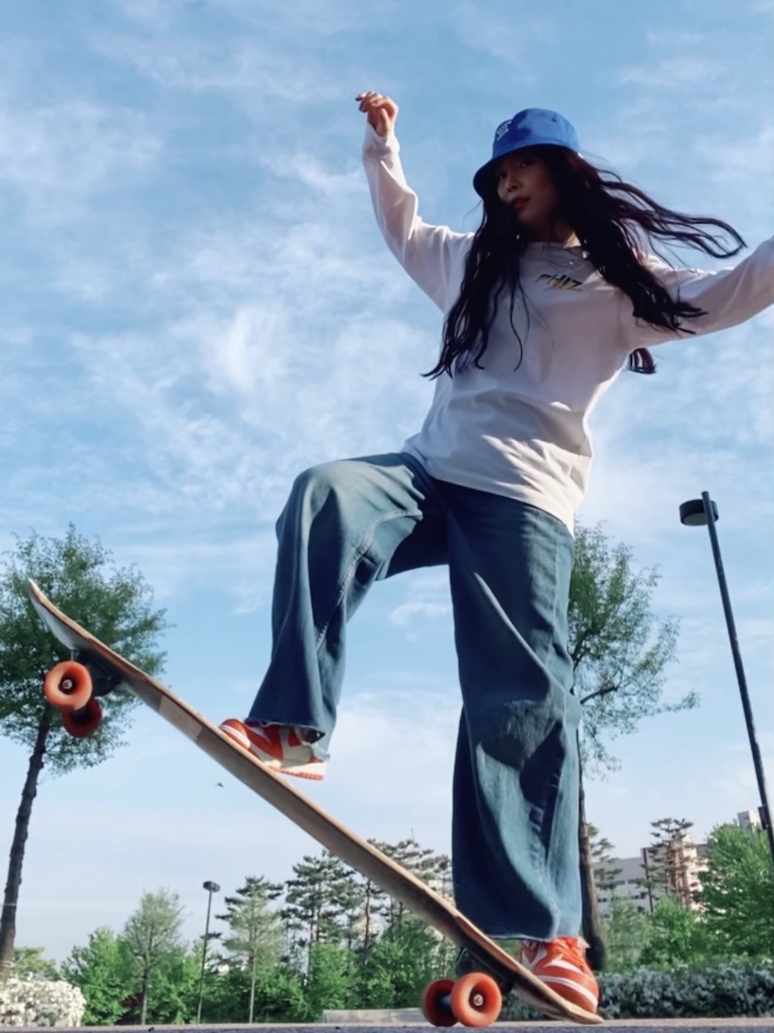 롱보드지니 (@longboardji...) 님의 게시물 | KREAM