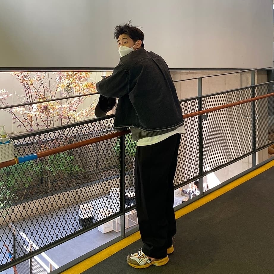 지나가는 행인1 (@moving_yup) 님의 게시물 | KREAM