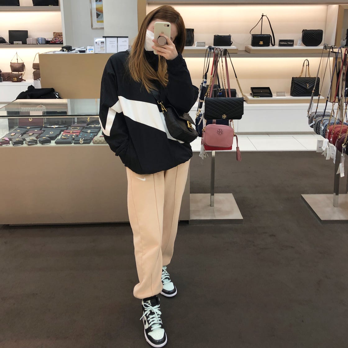 김민희 (@alslal_) 님의 게시물 | KREAM