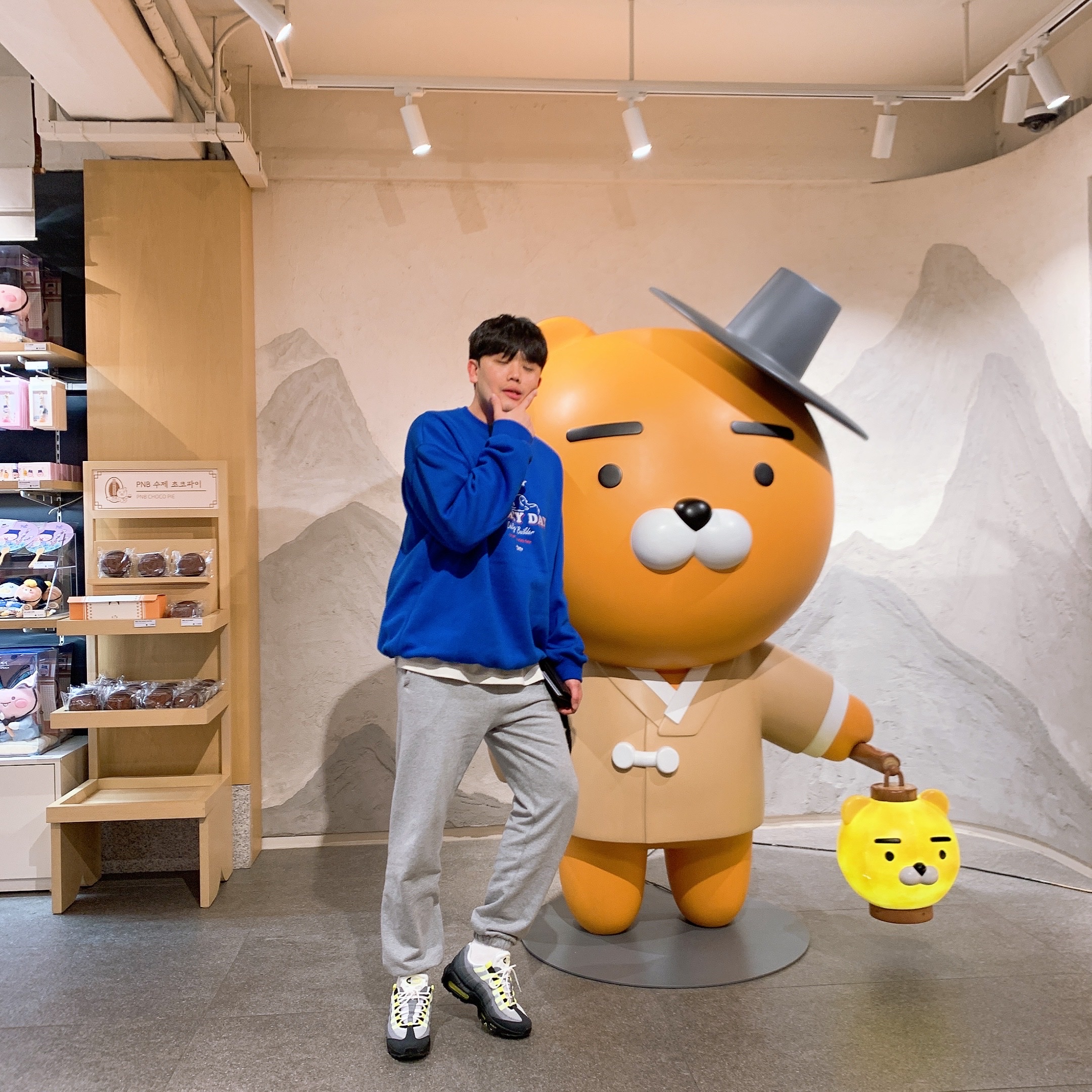 창식이 (@thiswindowhh) 님의 게시물 | KREAM