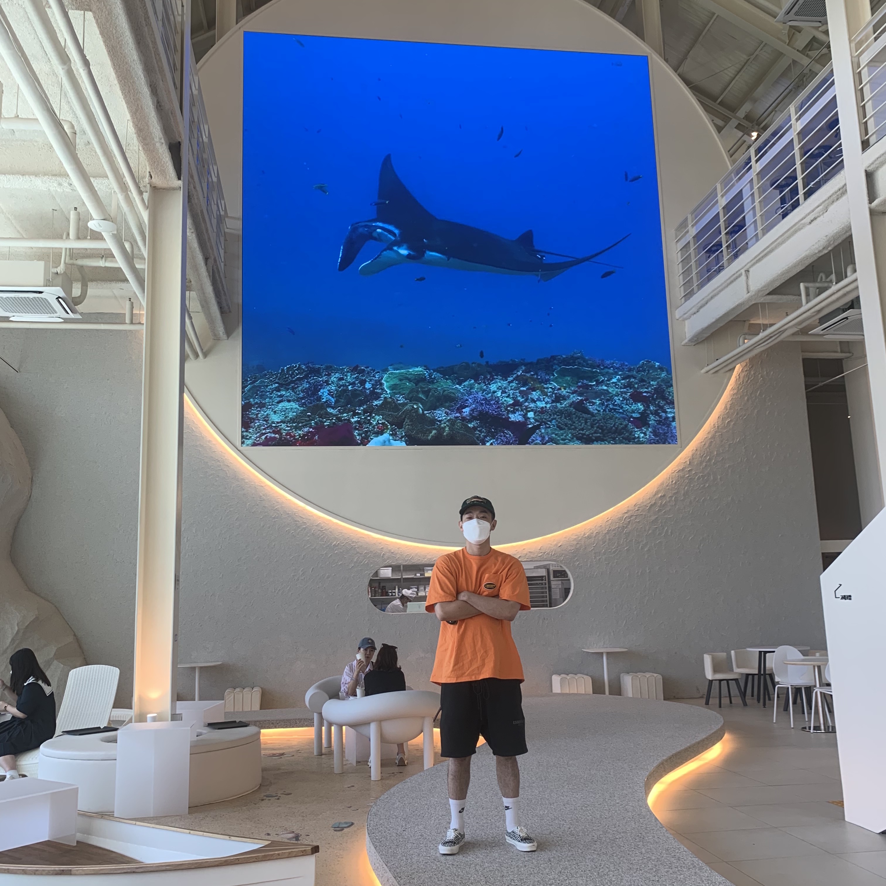 겜보이 (@gamboy) 님의 게시물 | KREAM