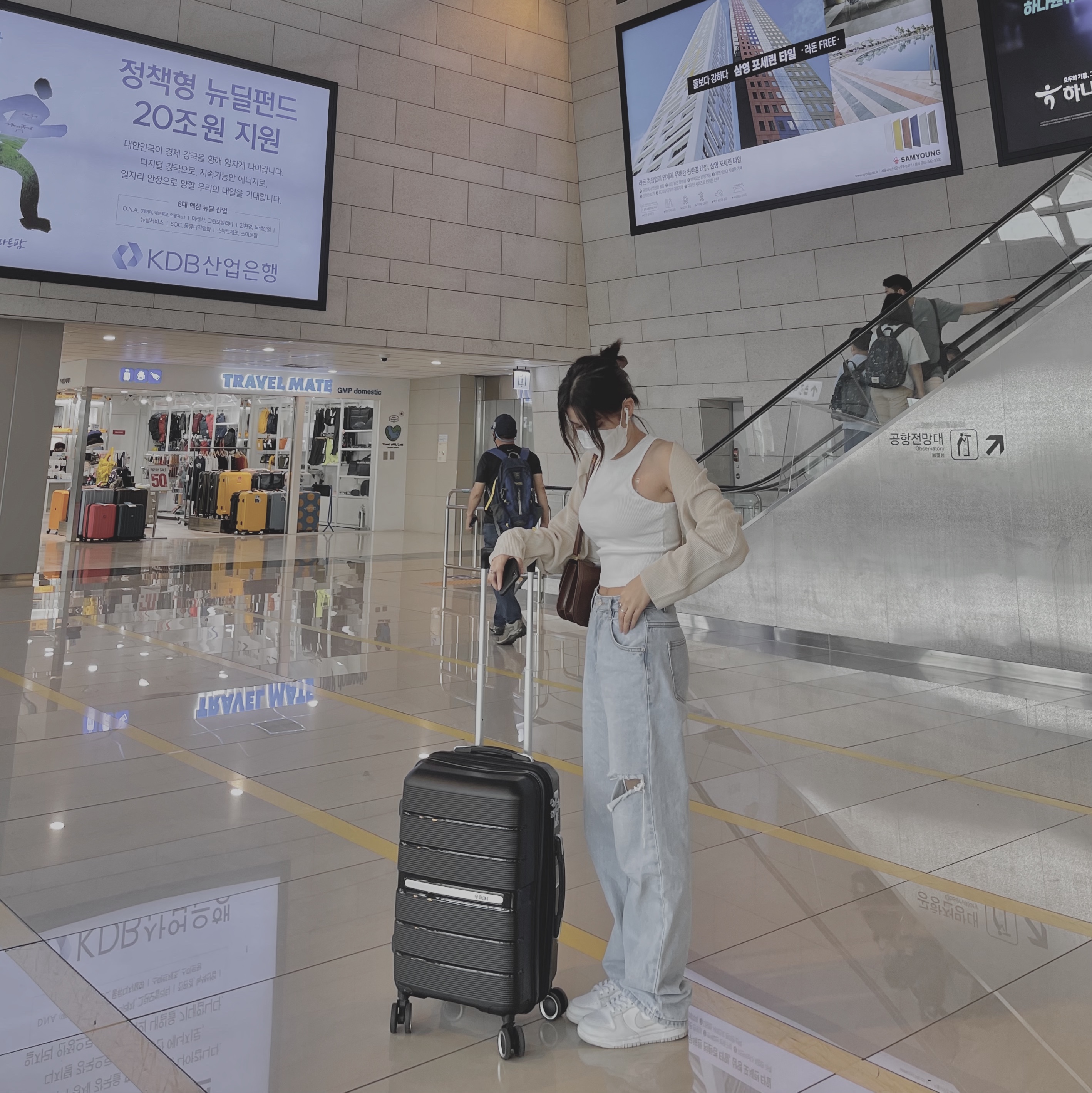 이나영 (@lttv.158) 님의 게시물 | KREAM