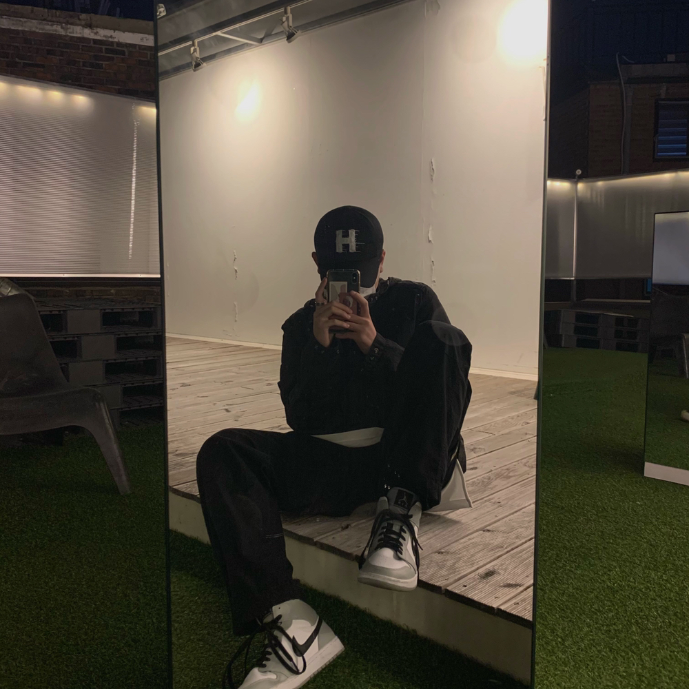 동 준 (@l_dongjun_) 님의 게시물 | KREAM