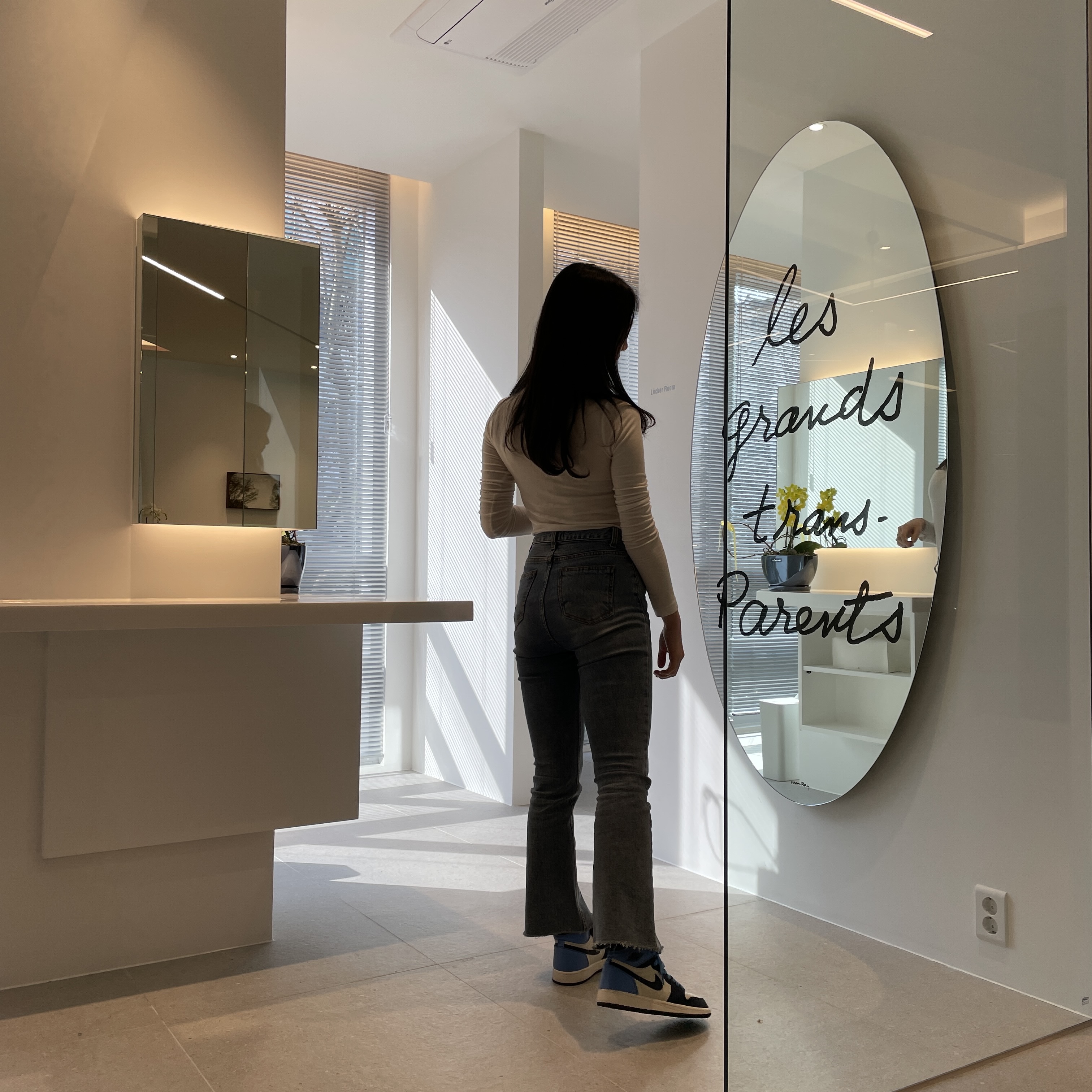 구불출 (@siwan) 님의 게시물 | KREAM