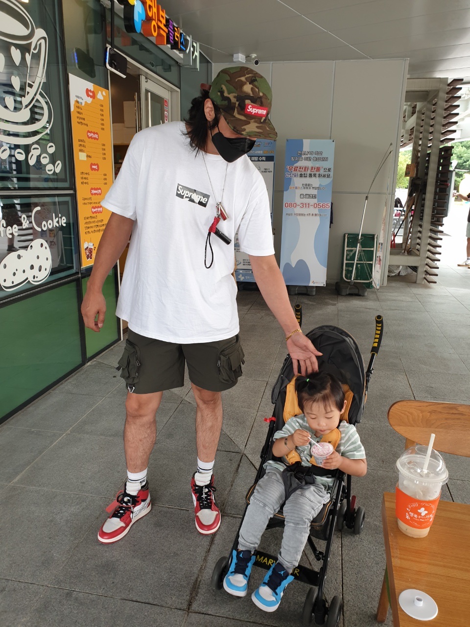 insta : s.u.... (@s.u.p.r.e.m...) 님의 게시물 | KREAM