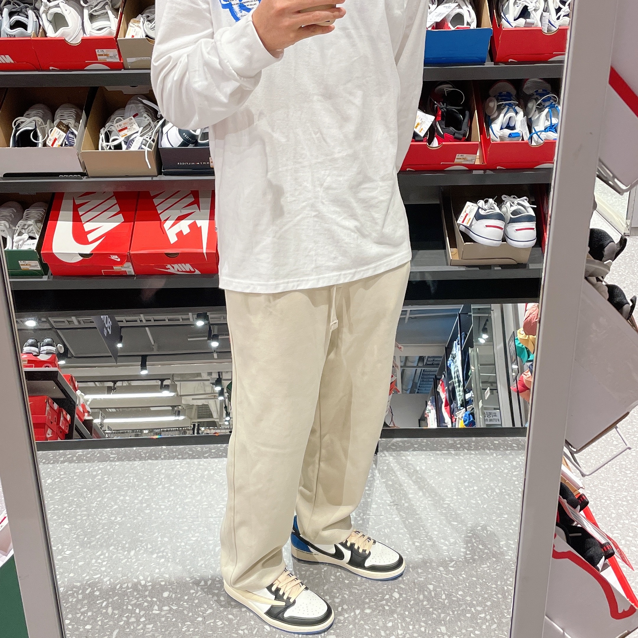 📸: moonwalke... (@the_8s) 님의 게시물 | KREAM