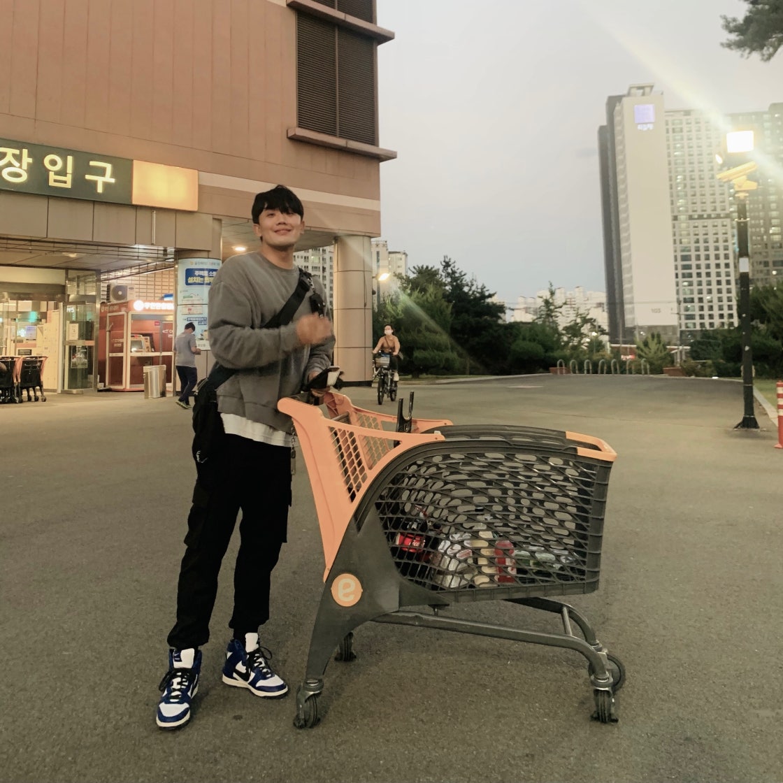 창식이 (@thiswindowhh) 님의 게시물 | KREAM