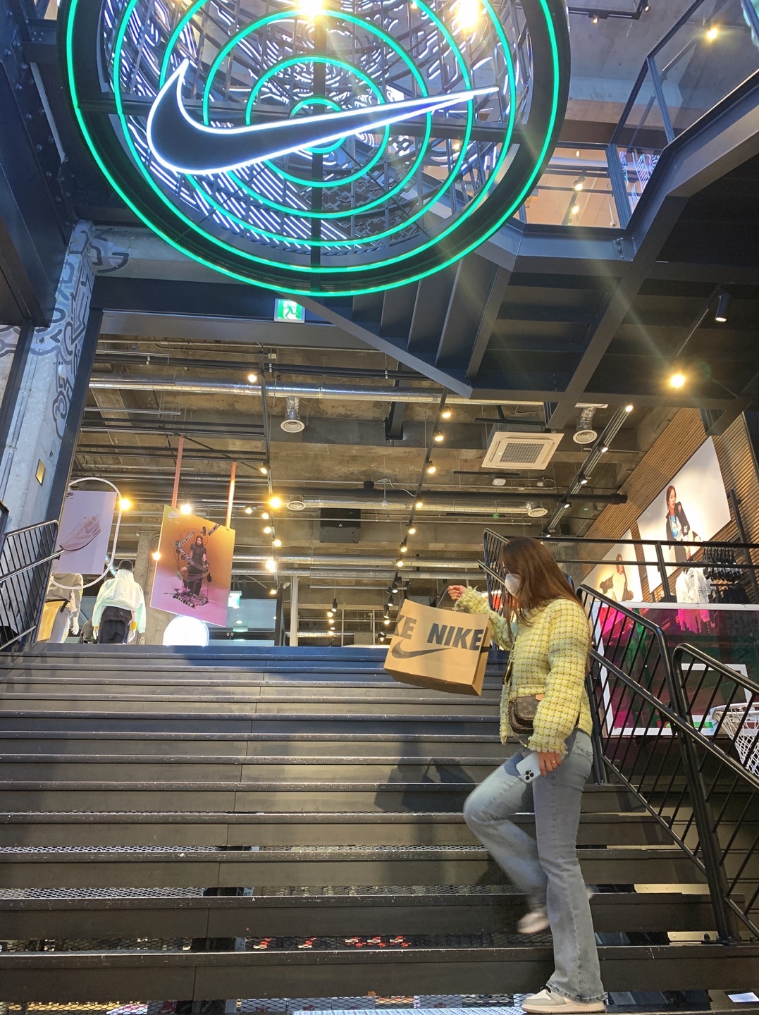 로리 (@lovejay) 님의 게시물 | KREAM