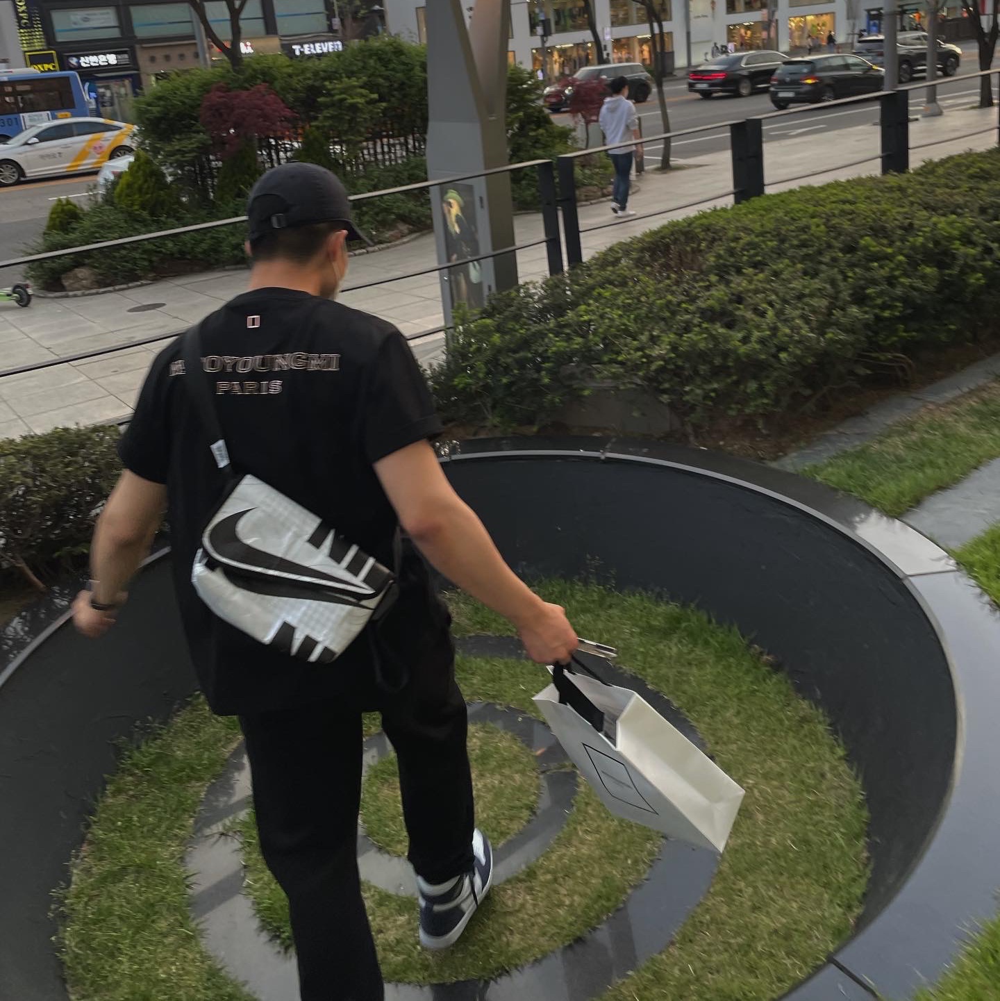 버미 (@_beomy) 님의 게시물 | KREAM