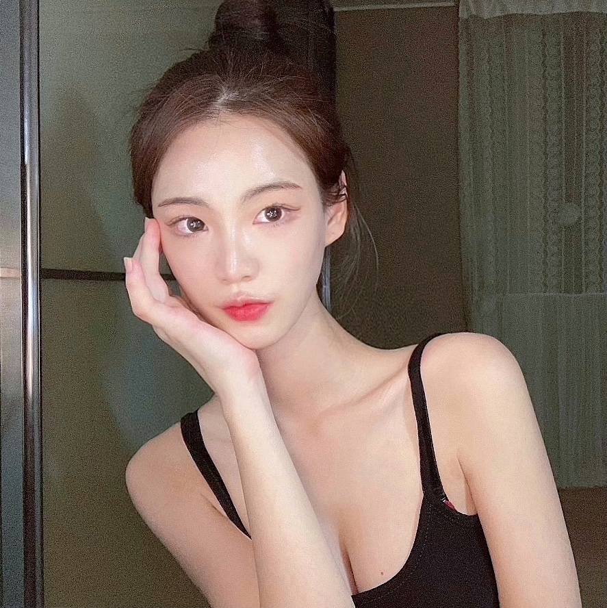 📍insta: @hai... (@hailey_.hk) 님의 게시물 | KREAM