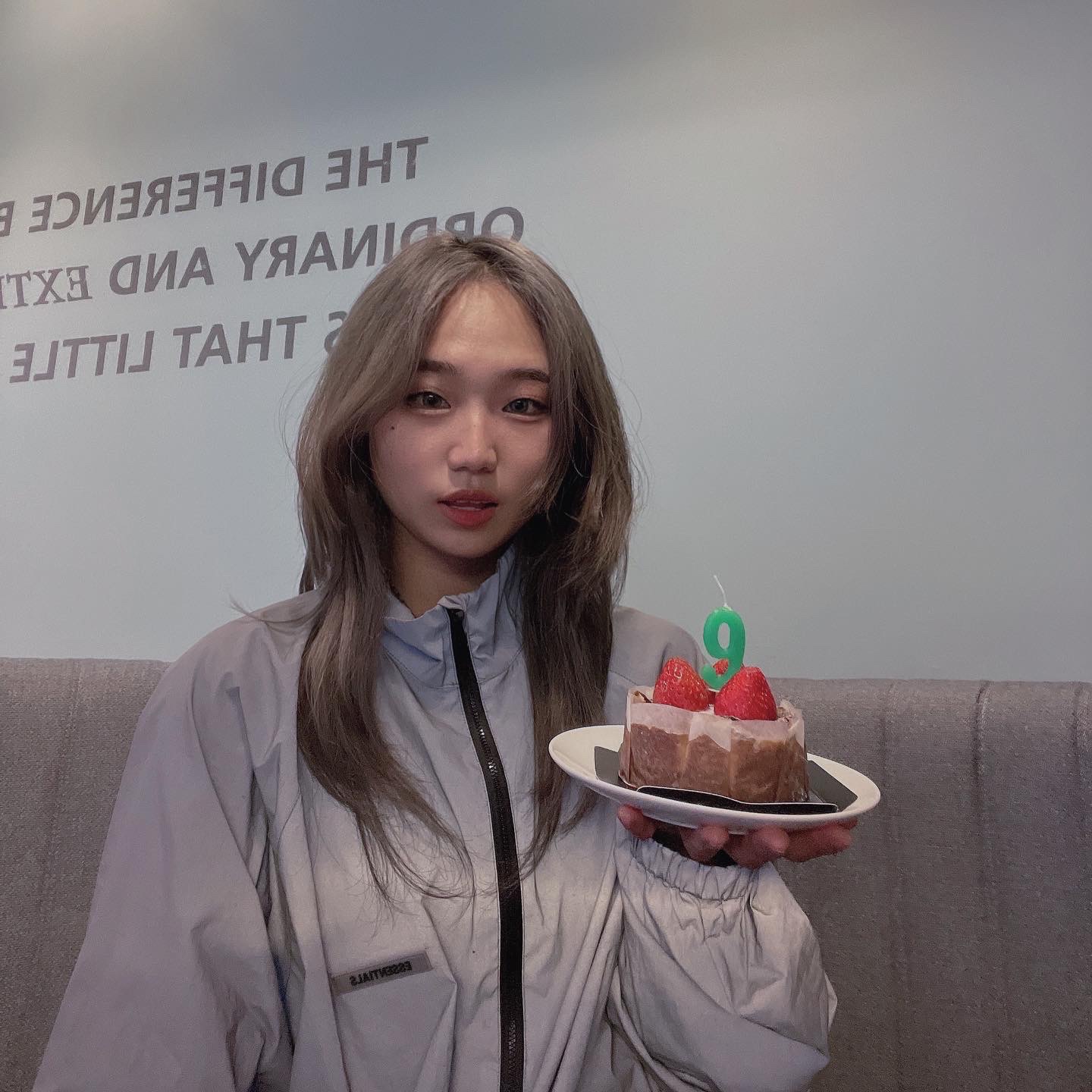 두나 (@_d2_n4) 님의 게시물 | KREAM