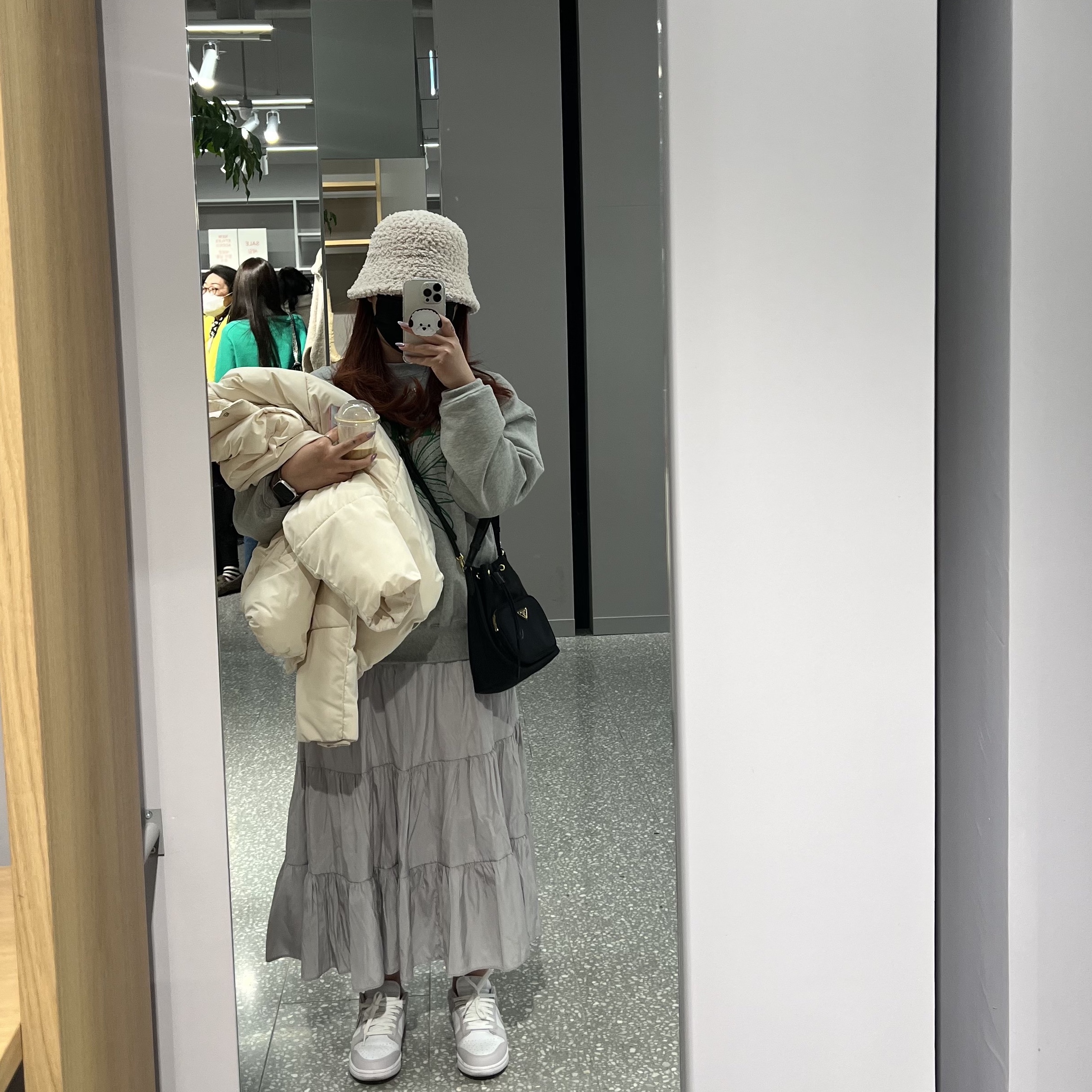 윤 (@yoon.zzx) 님의 게시물 | KREAM