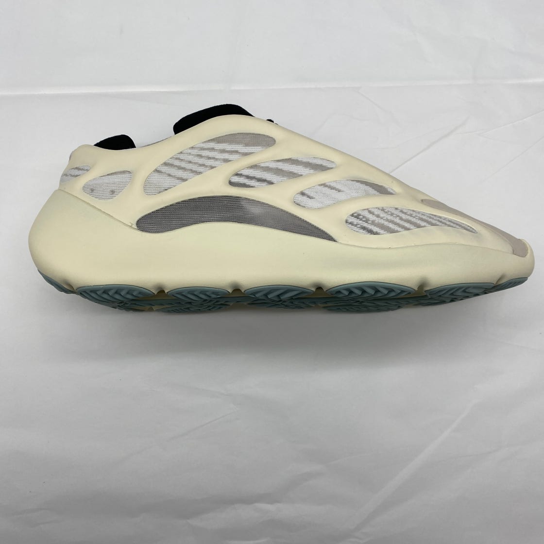 아디다스 이지 700 V3 아자엘 2022/2023 | KREAM