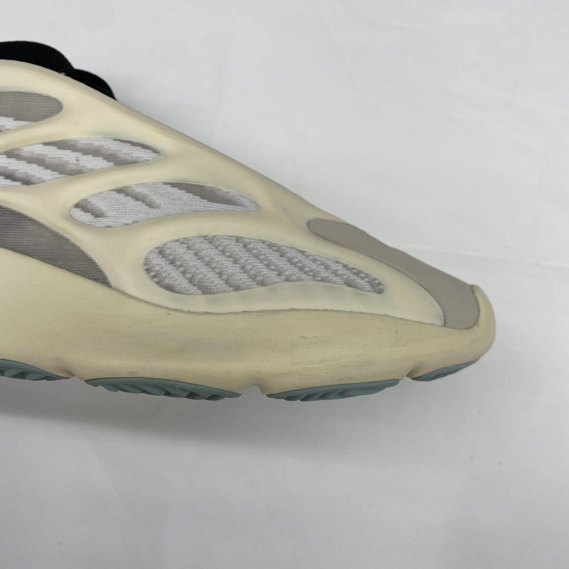 아디다스 이지 700 V3 아자엘 2022/2023 | KREAM