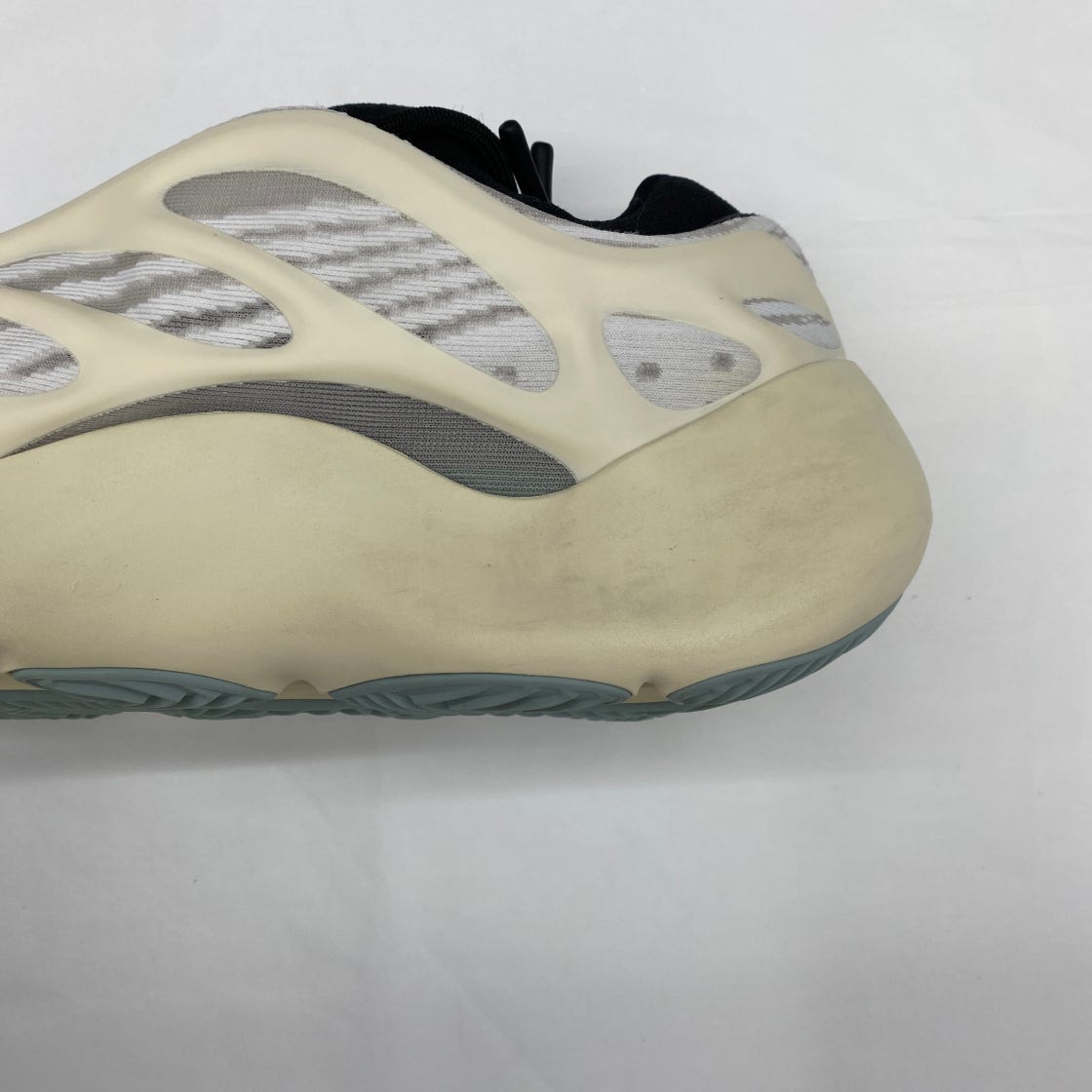 아디다스 이지 700 V3 아자엘 2022/2023 | KREAM