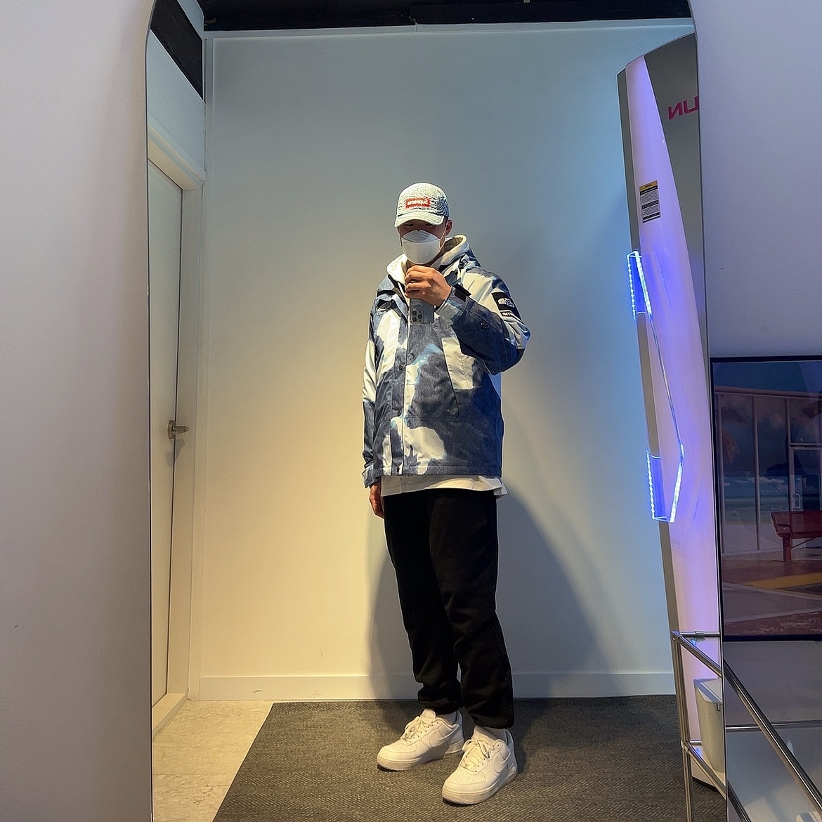 일꾼 (@supreme93) 님의 게시물 | KREAM