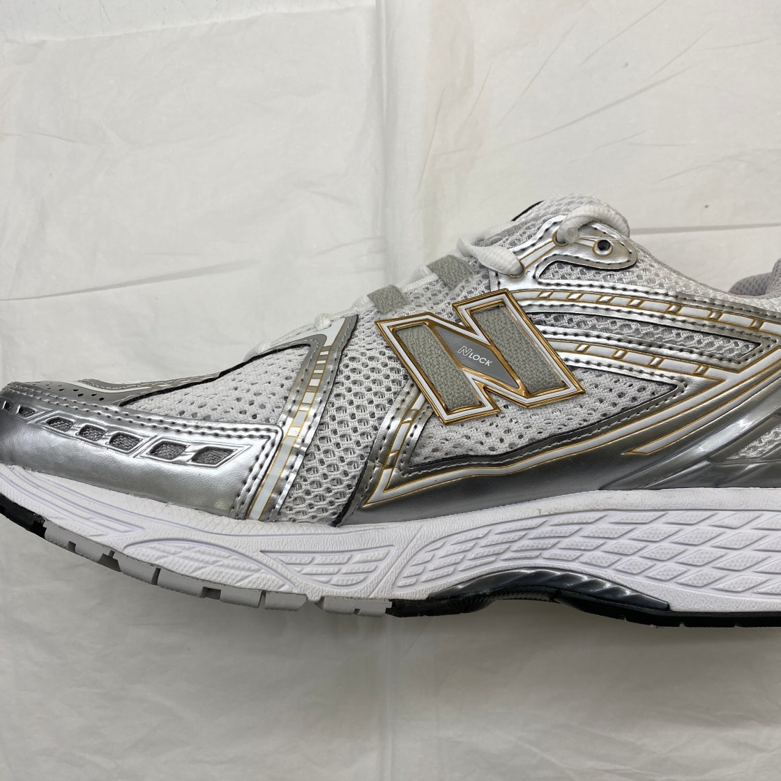 뉴발란스 1906R 화이트 메탈릭 실버 | KREAM