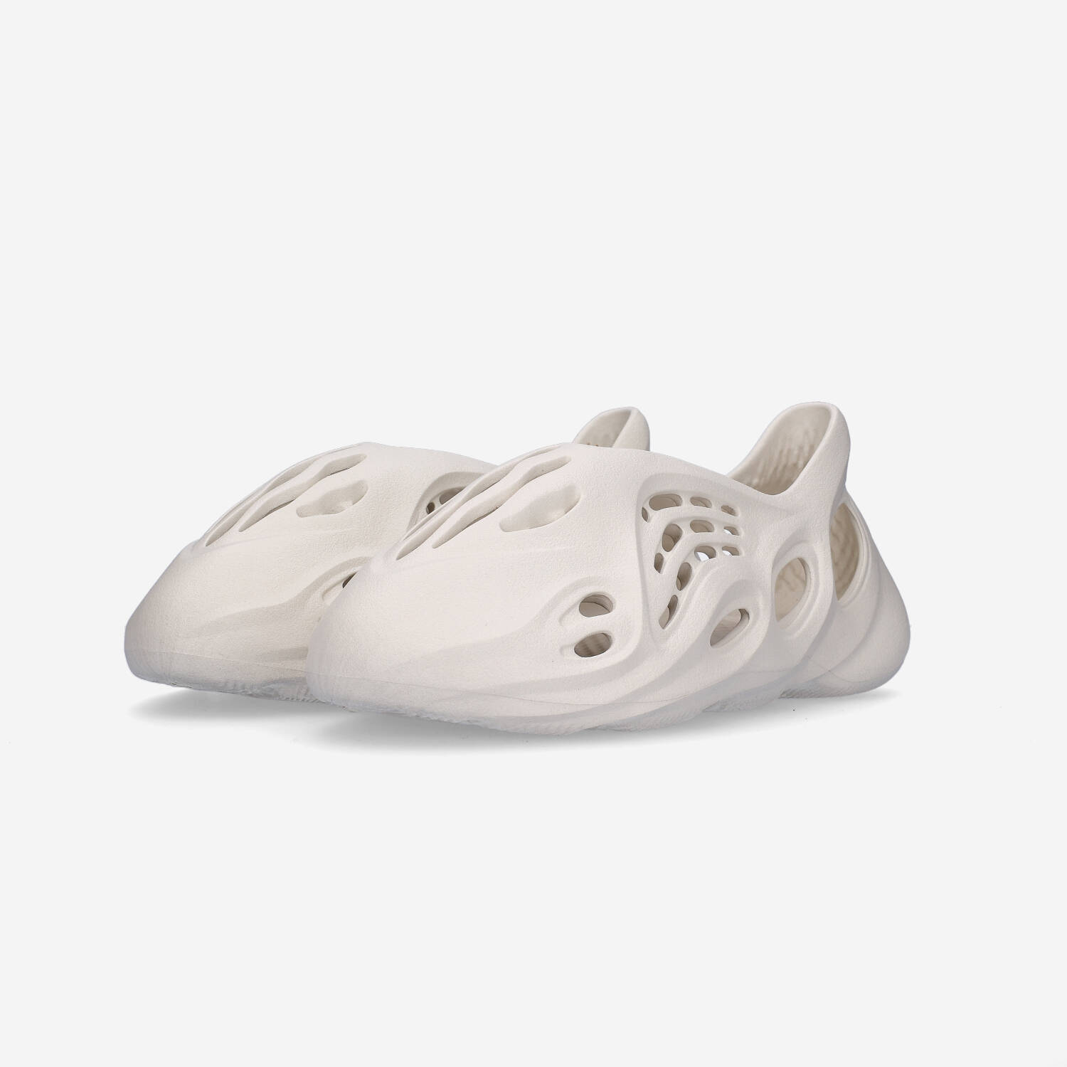 아디다스 이지 폼 러너 샌드 | KREAM