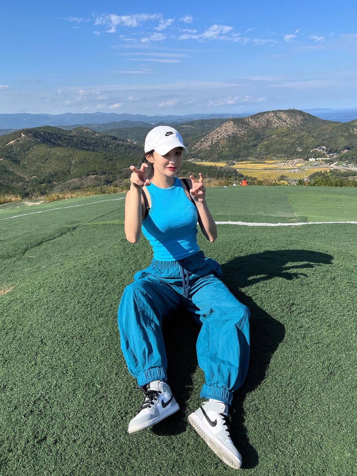 율희 (@niuuyh) 님의 게시물 | KREAM