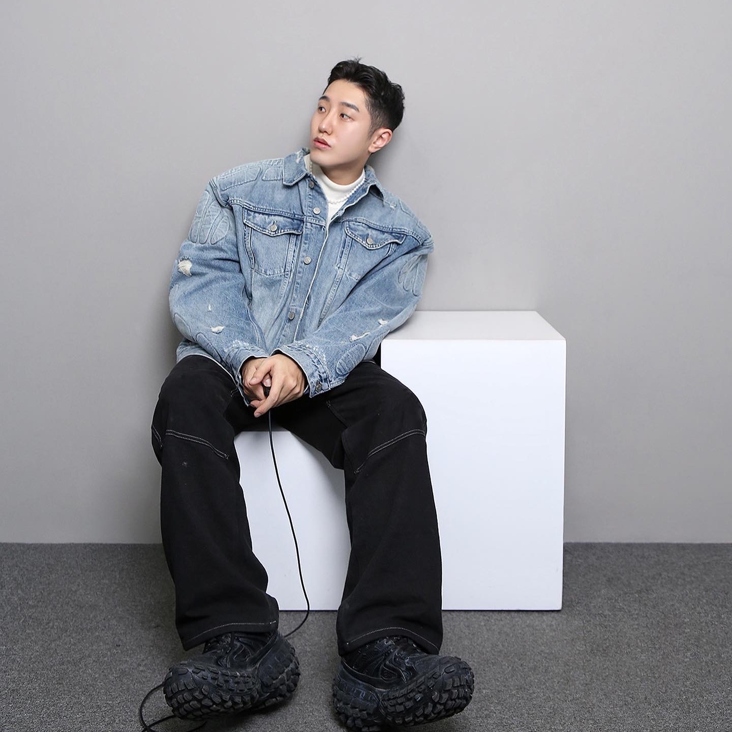 지우리 (@yzy_wu___) 님의 게시물 | KREAM