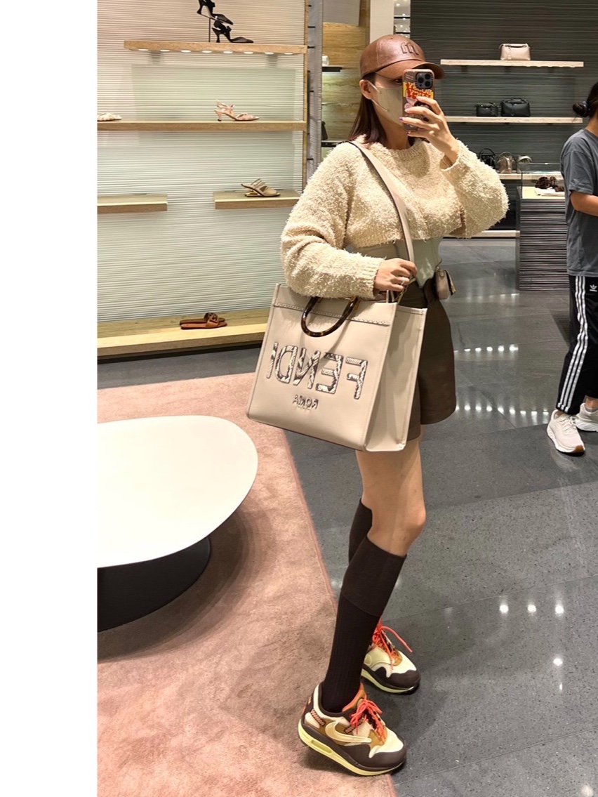 꿀벌이🐝 이지유 (@amelia_v) 님의 게시물 | KREAM