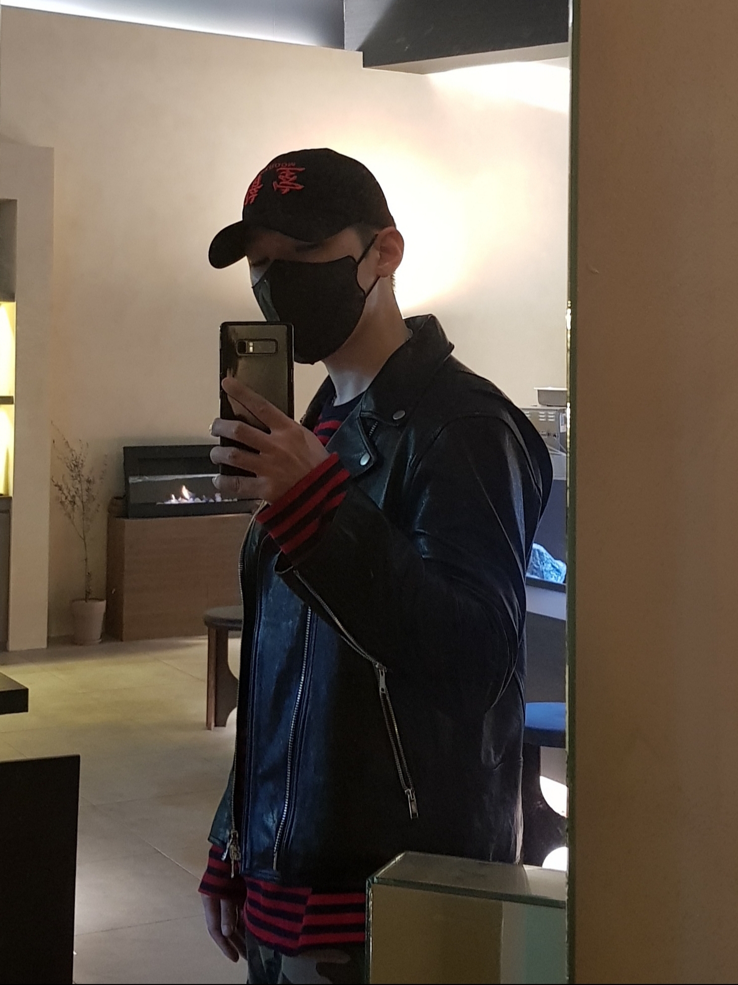 떤 더 (@you_are_so_far) 님의 게시물 | KREAM