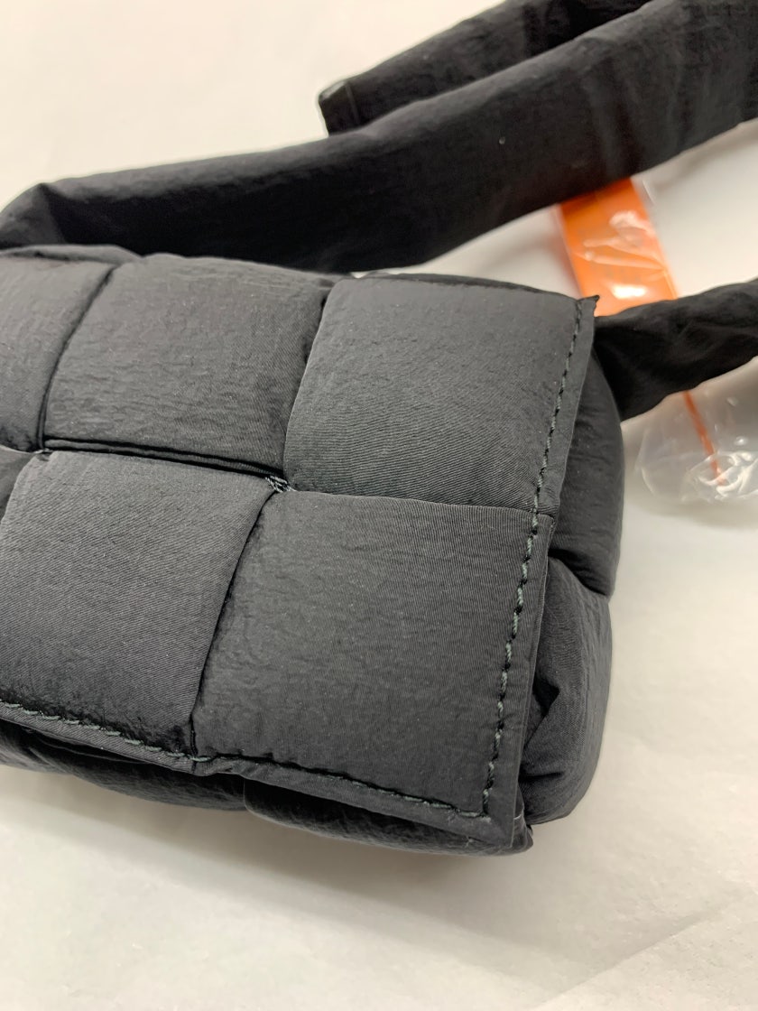 보테가 베네타 미니 패딩 테크 카세트백 블랙 | KREAM