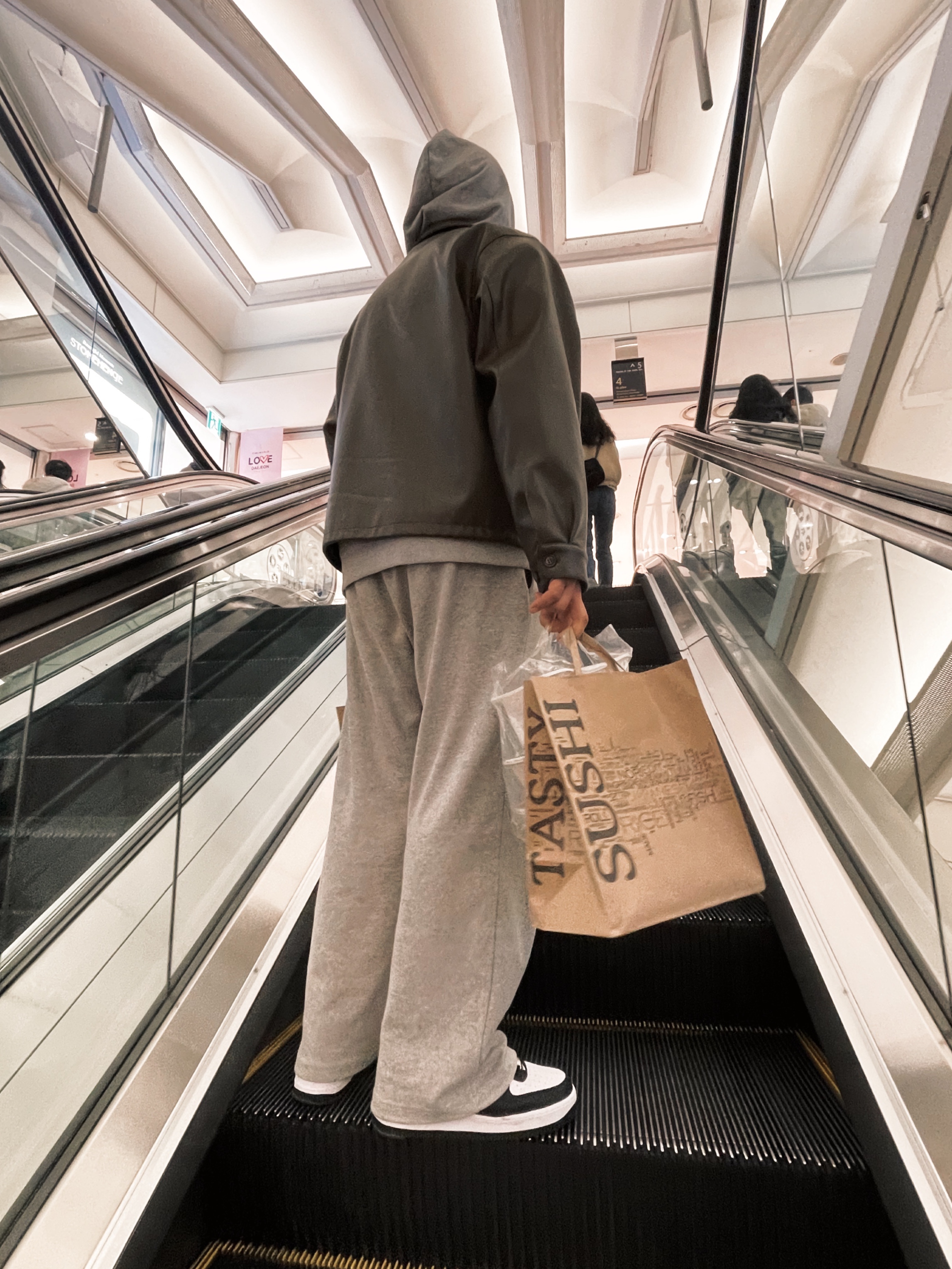 (@berrg) 님의 게시물 | KREAM