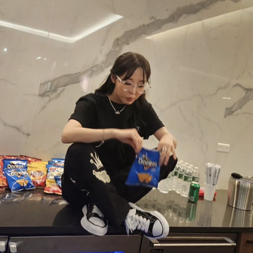 걸그룹 패션 수집가 🫧 (@girlsc0llec...) 님의 게시물 | KREAM