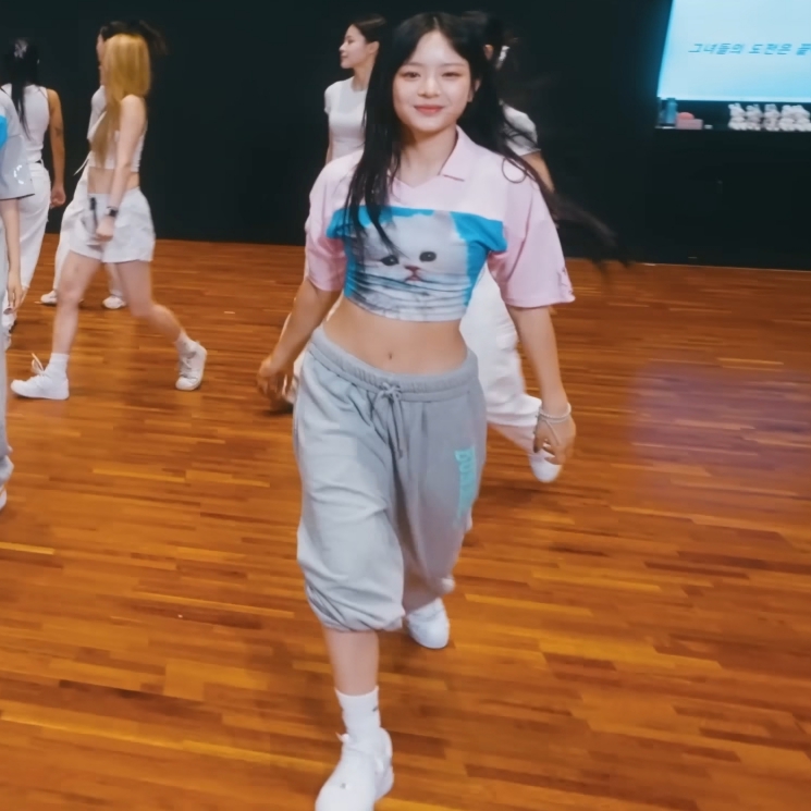 걸그룹 패션 수집가 🫧 (@girlsc0llec...) 님의 게시물 | KREAM