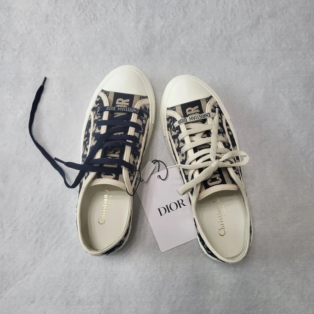 디올은 230 나이키는 235 | KREAM