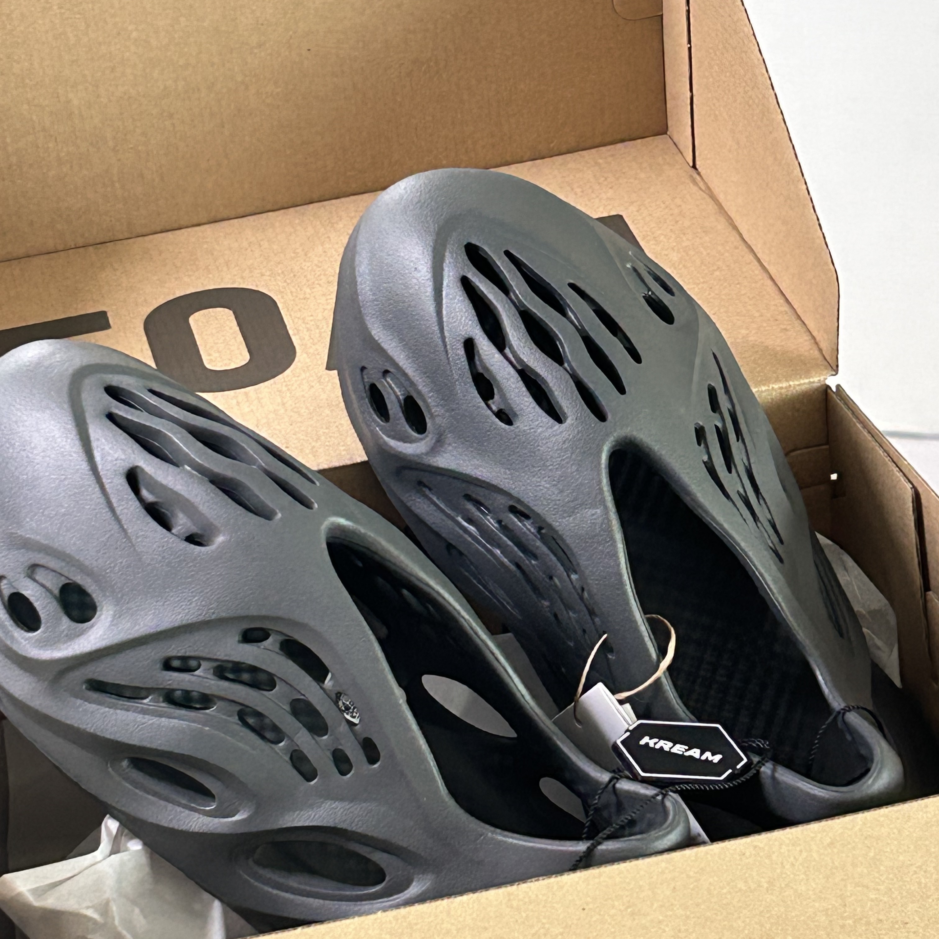 240 신는데 255 하니깐 찰떡, | KREAM