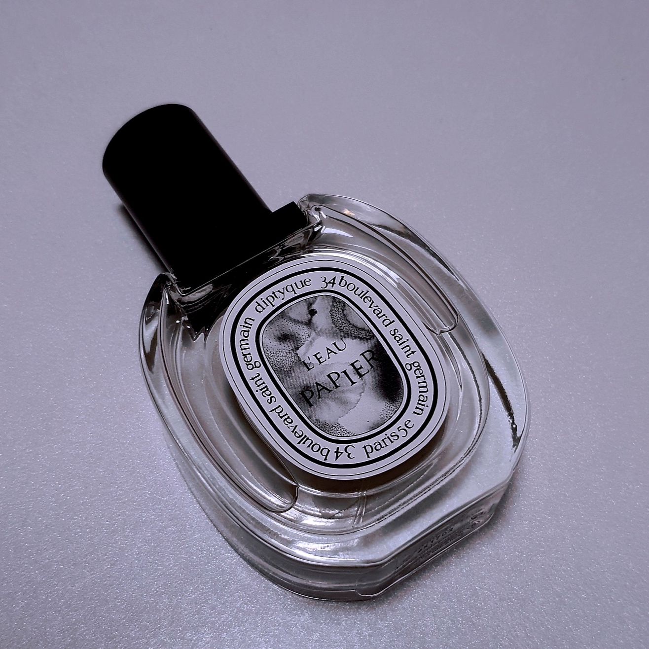 뭔가 유니크하며 묘하다🤔 | KREAM