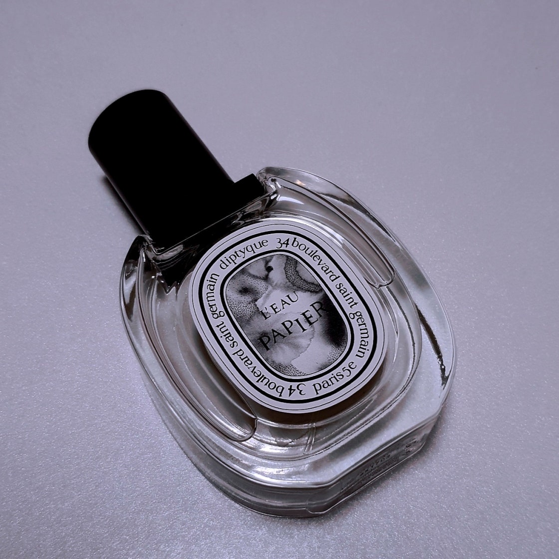 뭔가 유니크하며 묘하다🤔 | KREAM