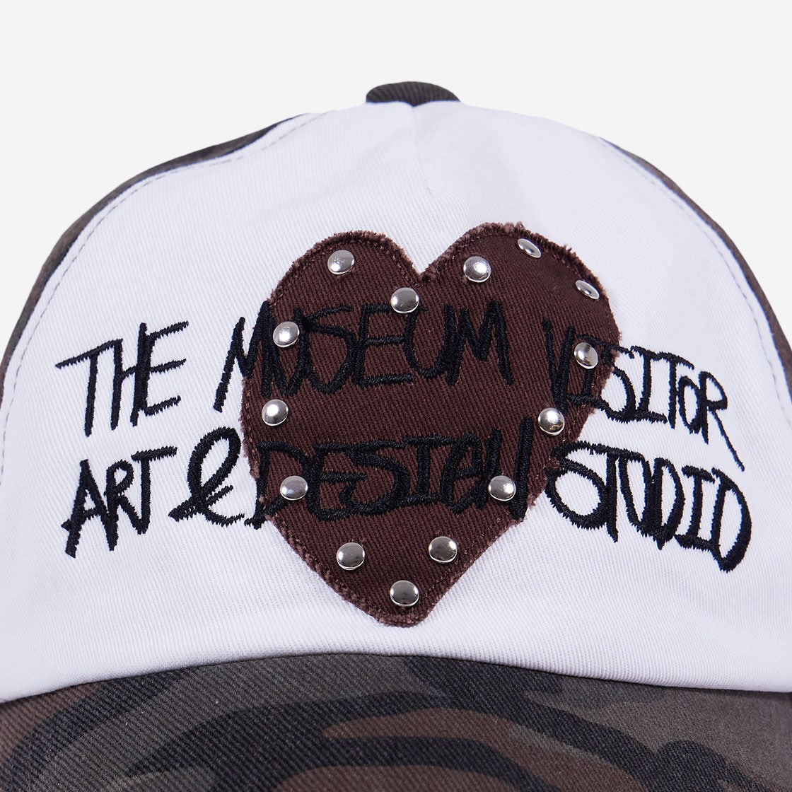 더뮤지엄비지터 하트 패치 스터드 볼캡 카모 | The Museum Visitor | KREAM