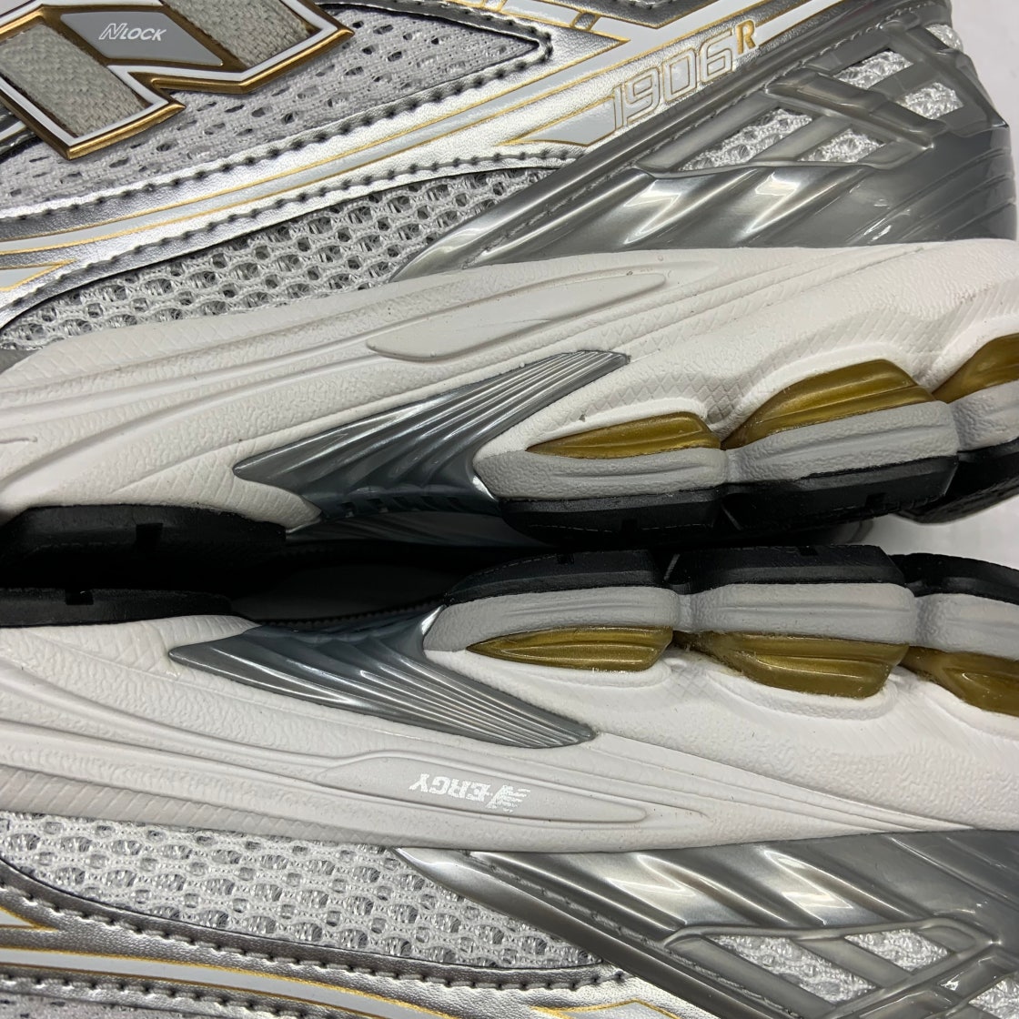 뉴발란스 1906R 화이트 메탈릭 실버 | KREAM