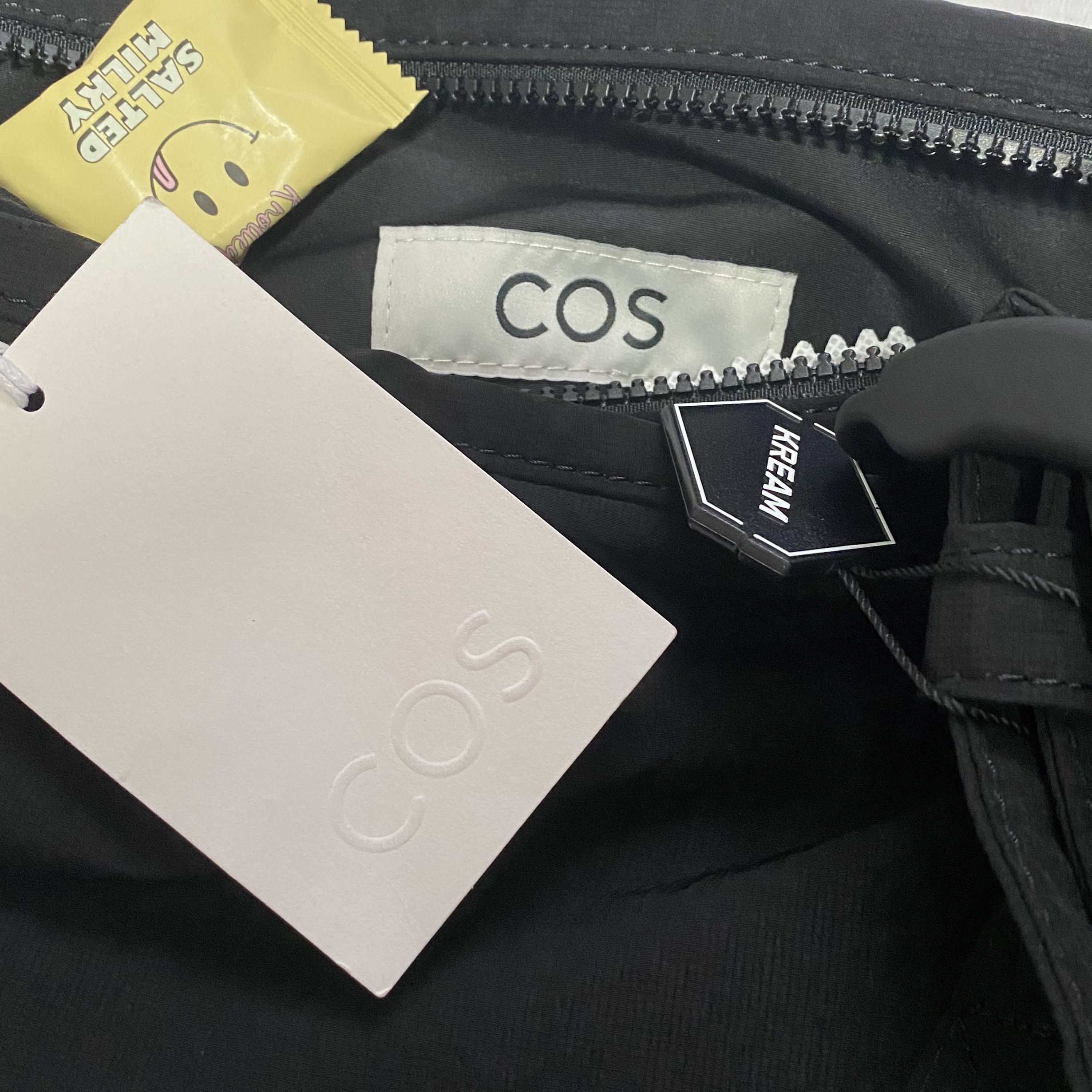 COS 나일론 새들백 | KREAM