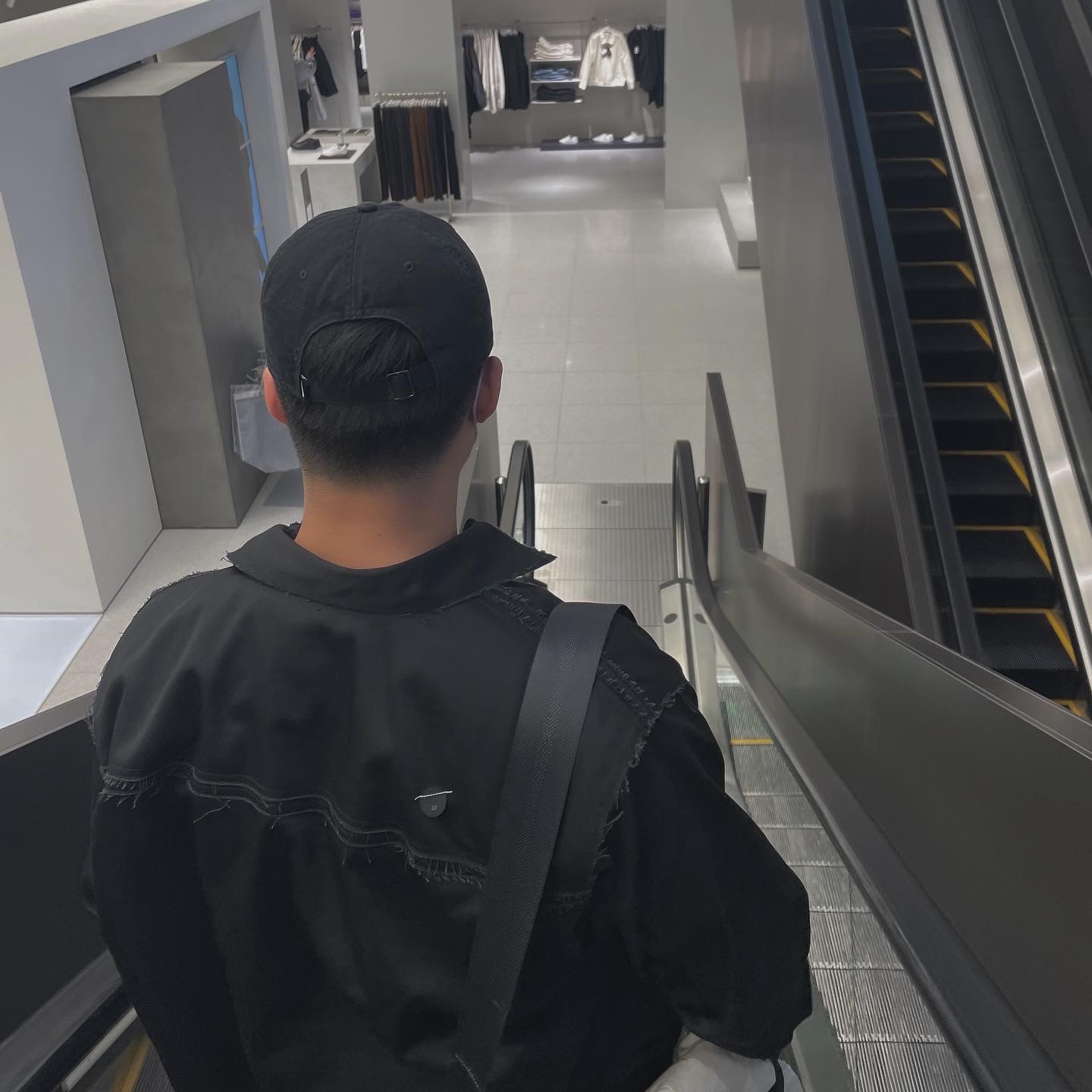 버미 (@_beomy) 님의 게시물 | KREAM