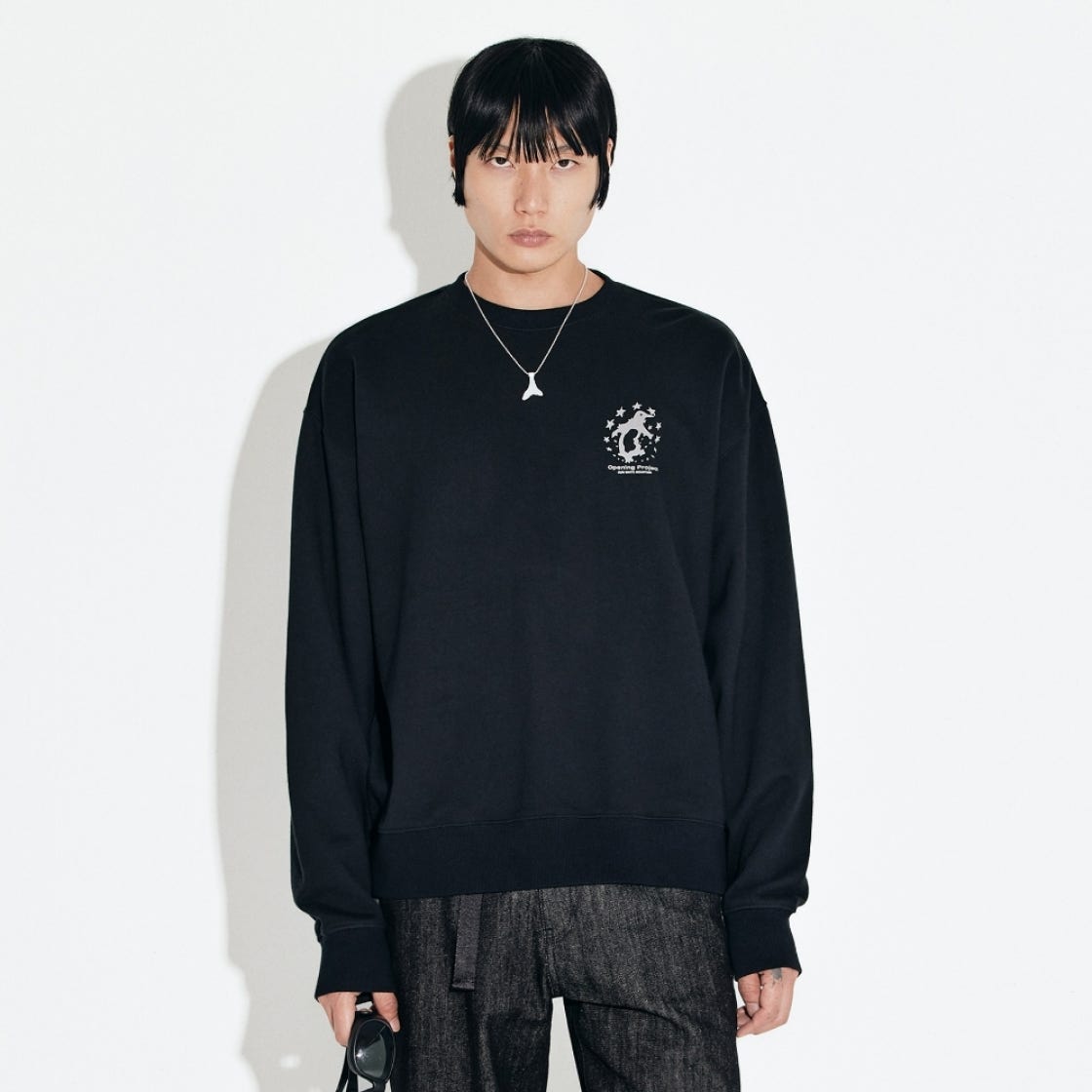 오프닝프로젝트 심볼 스웨트셔츠 블랙 | Opening Project | KREAM