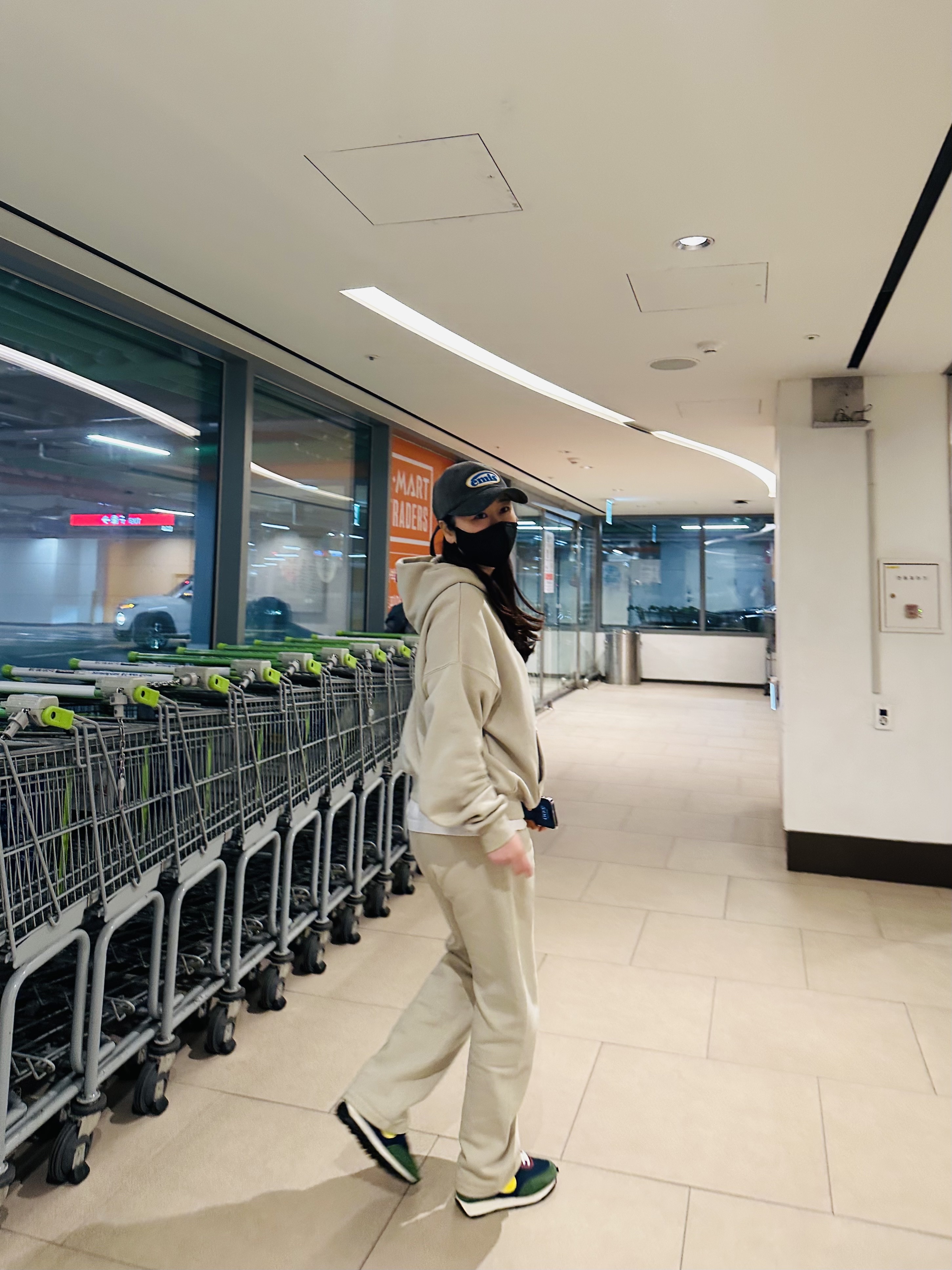 #이미스코듀로이볼캡차콜 해시태그 STYLE | KREAM