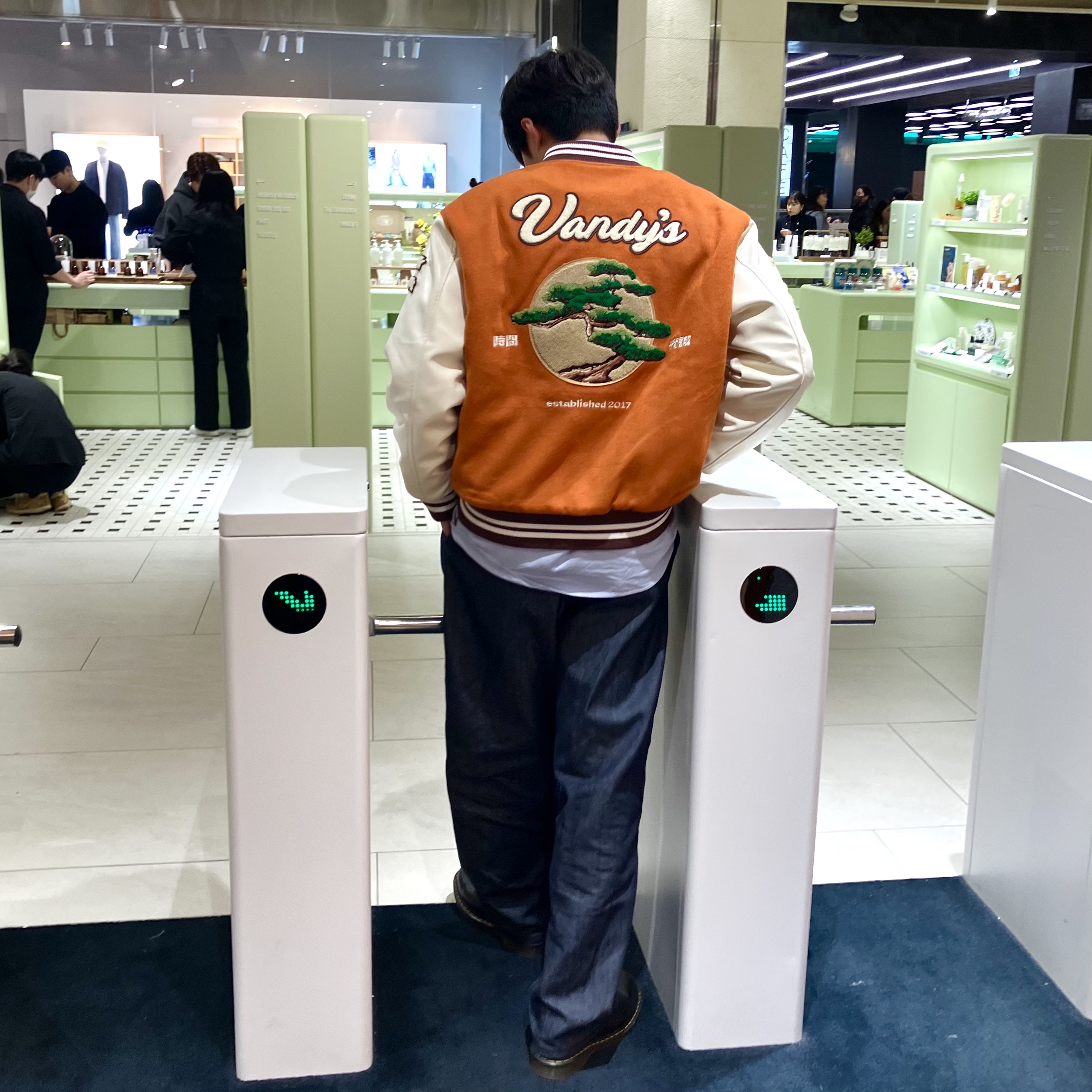 해찬 (@sae_cham) 님의 게시물 | KREAM