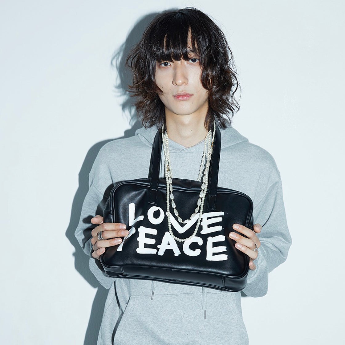 생긴스튜디오 우먼 러브 피스 백 블랙 | Saenginstudios | KREAM