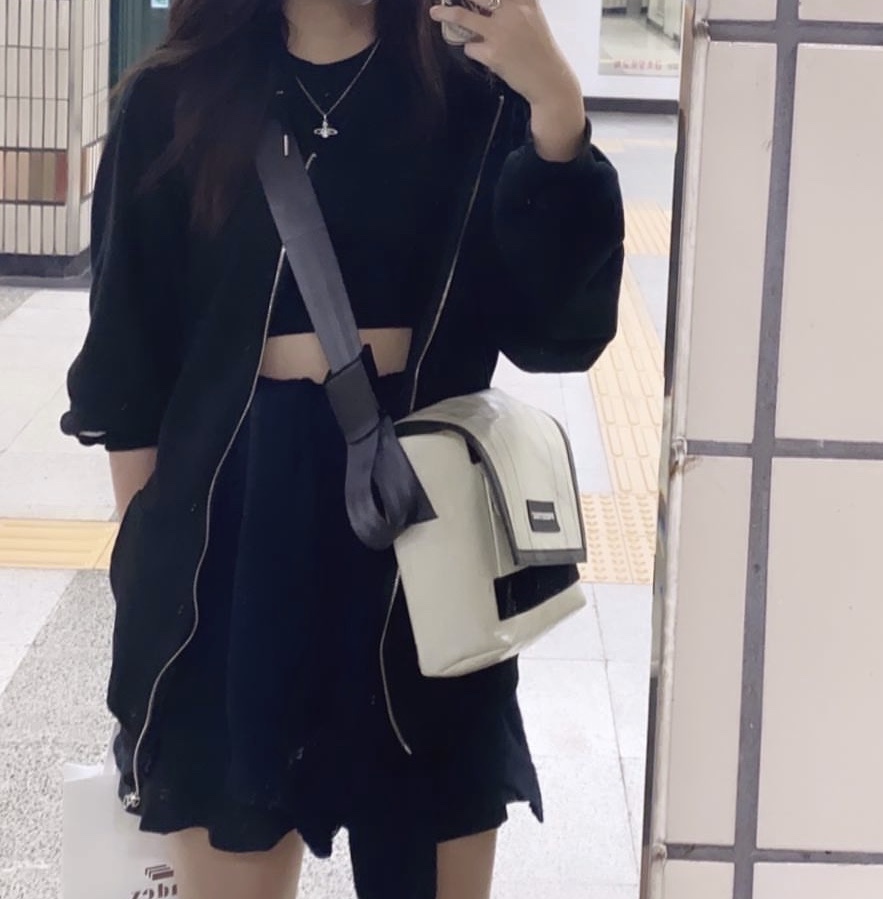 디온 (@dixn_pyn) 님의 게시물 | KREAM