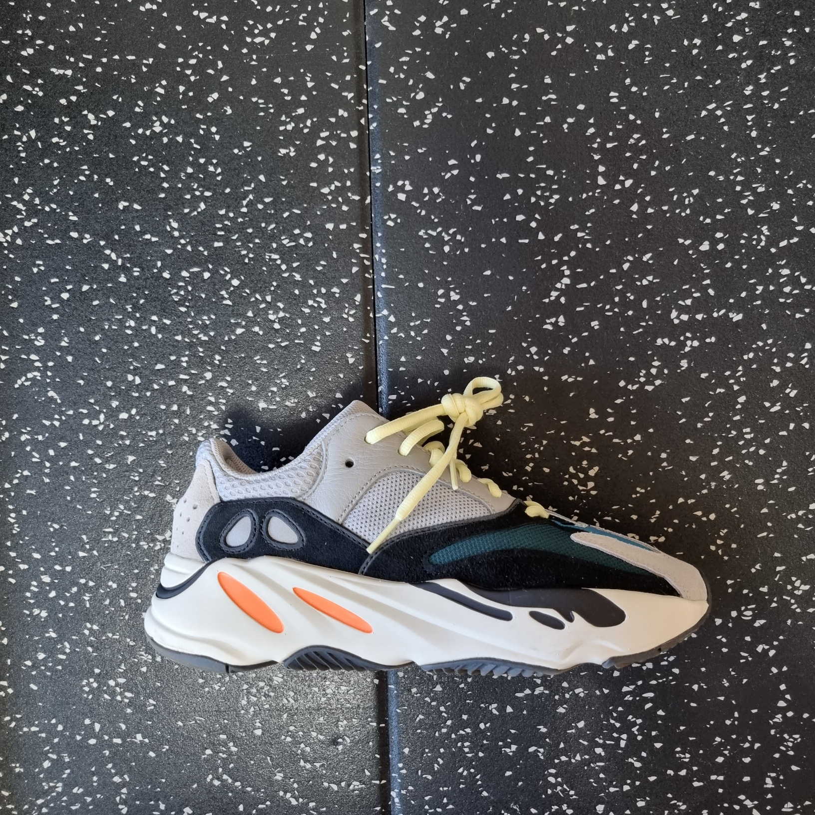 정255에서 반업260으로 했습니다 | KREAM