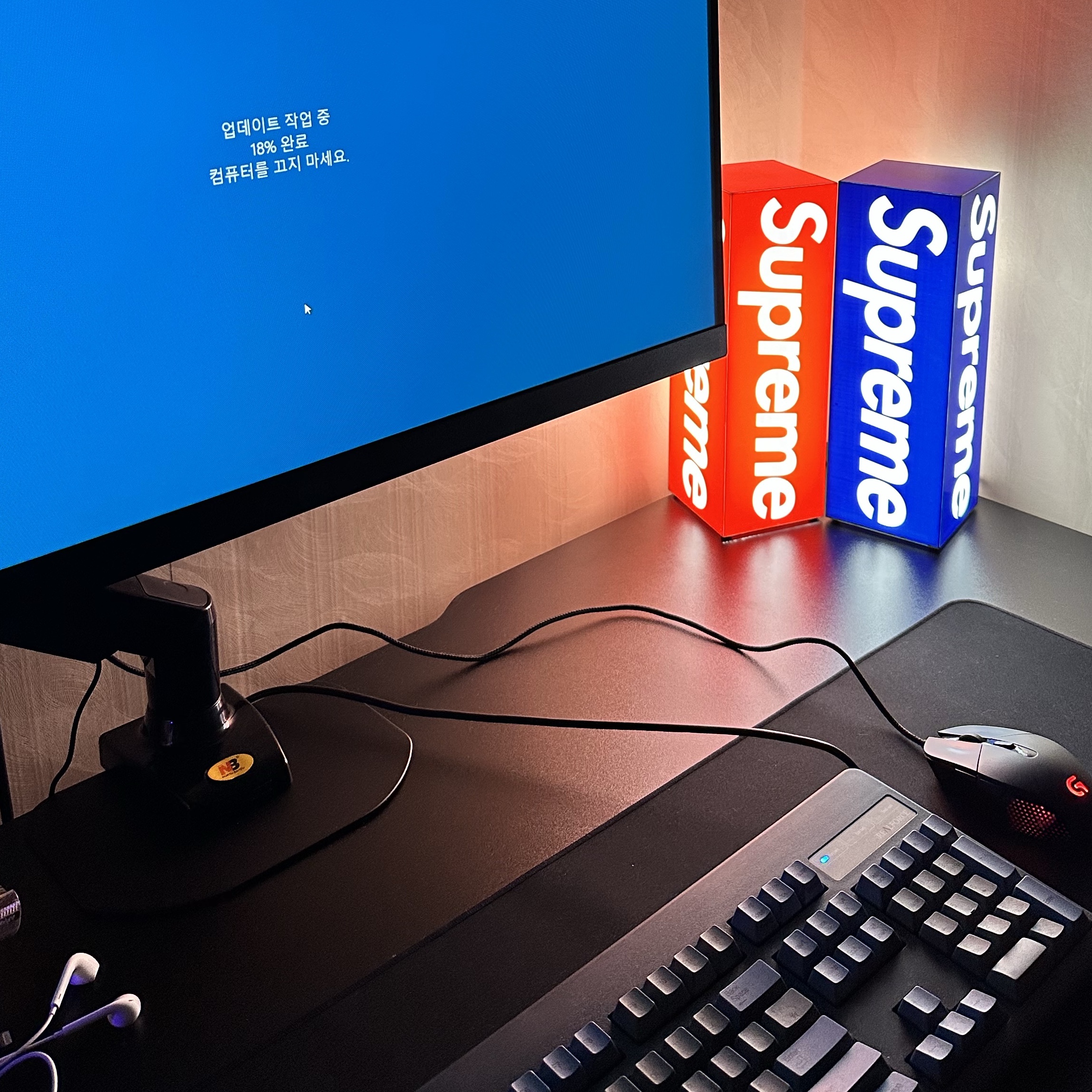 Supreme Lamp | KREAM