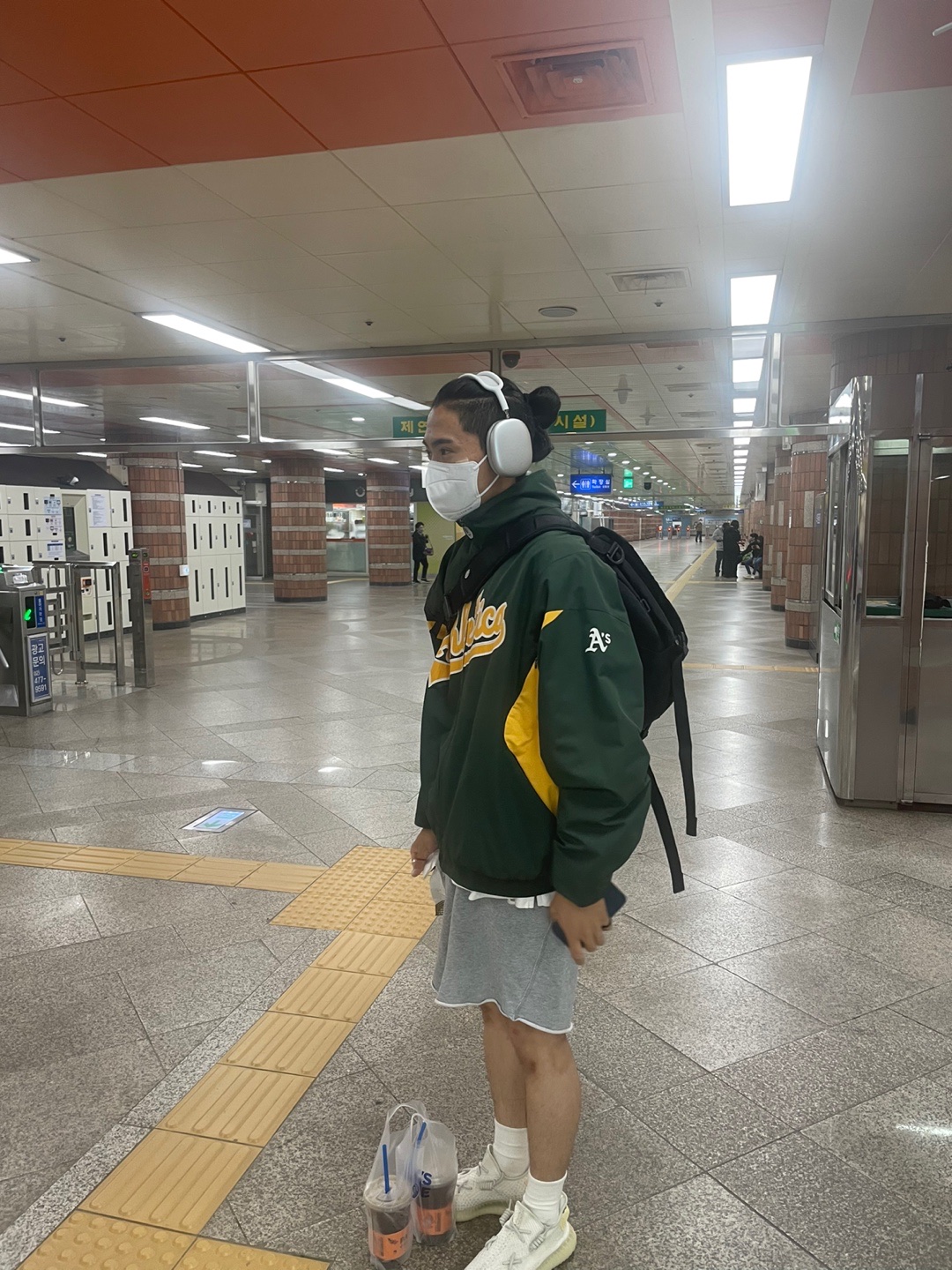 첫 이지 350 | KREAM