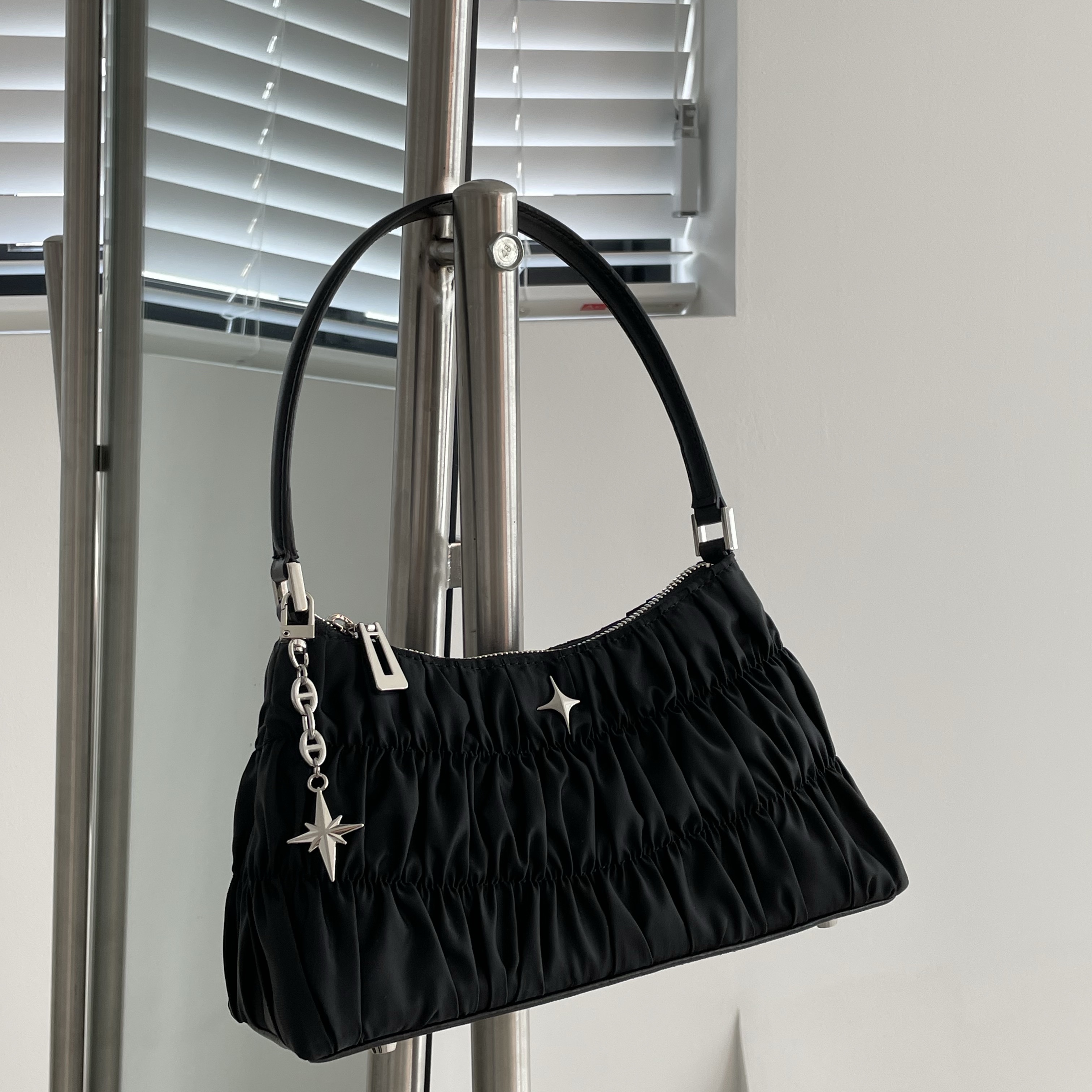 Instagram @y... (@my_pick) 님의 게시물 | KREAM