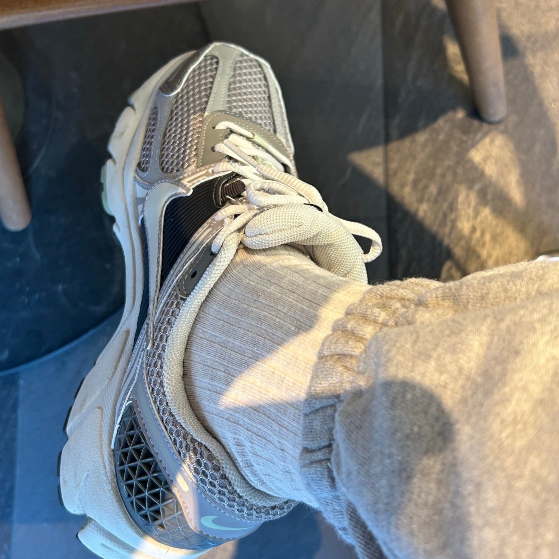 발 엄청 편하고 발도 작아보여요! | KREAM