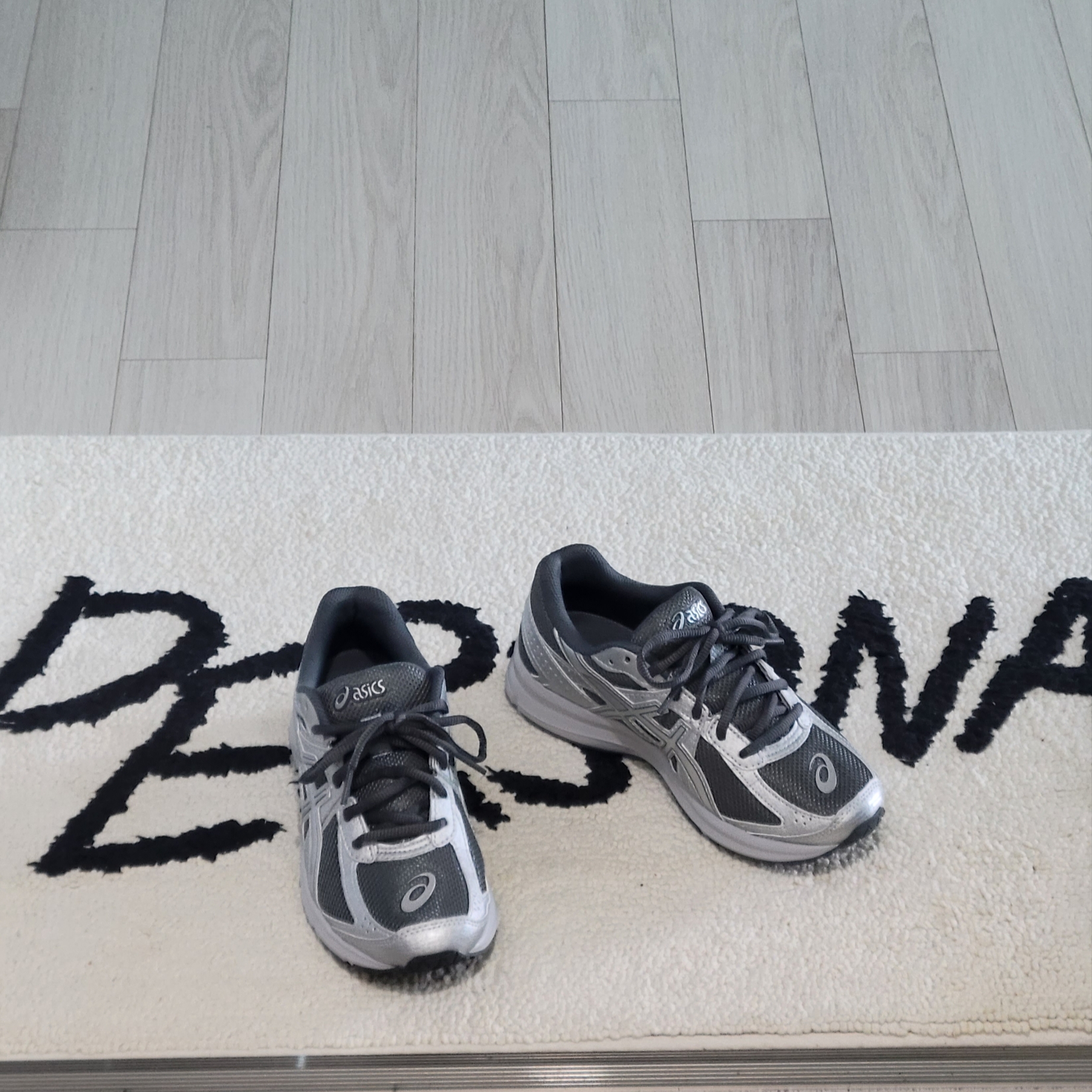 가성비좋코 깔꼼한 운동화 | KREAM